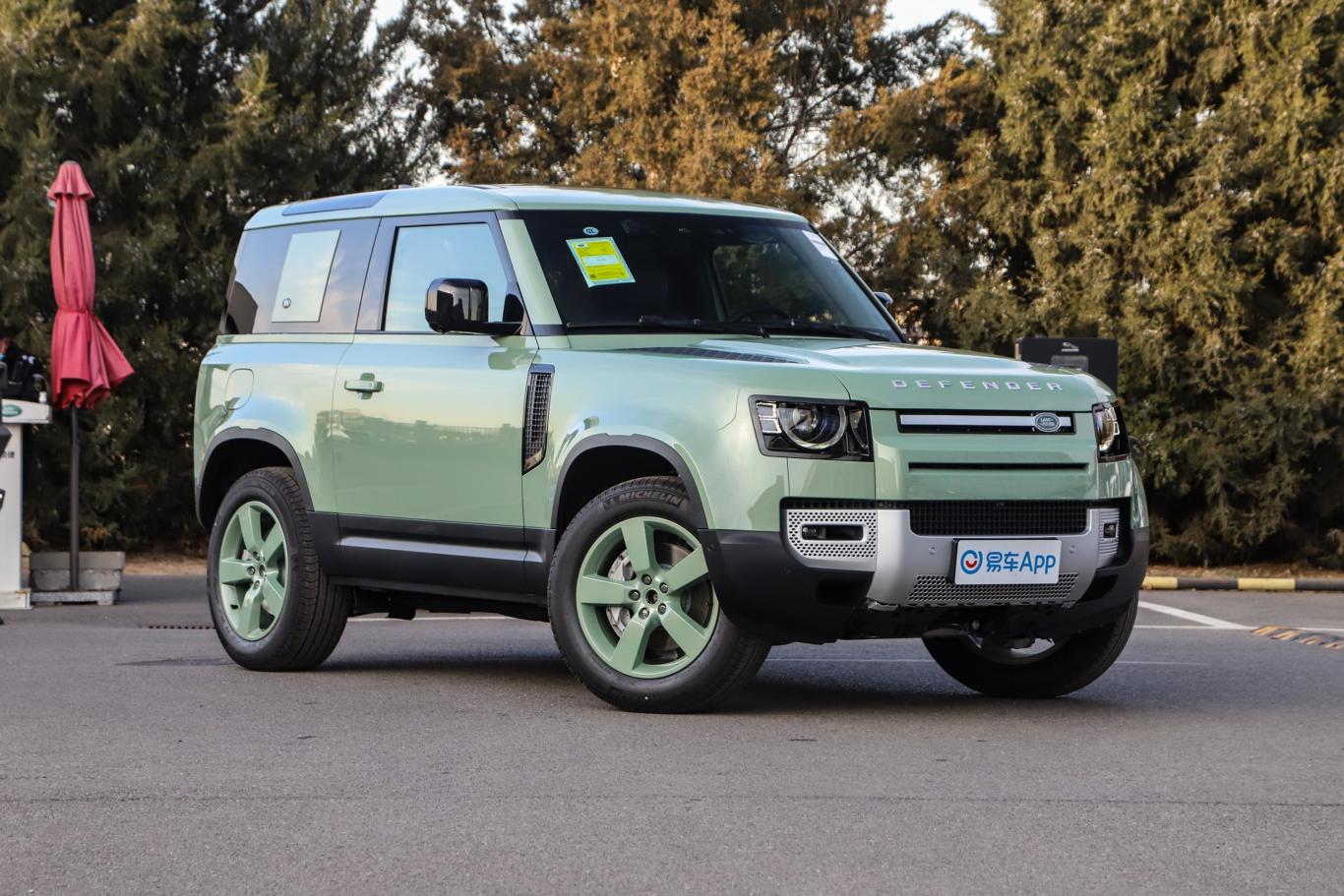 【卫士90 3.0T P400 75周年传奇版侧前45度车头向右水平图片-汽车图片大全】-易车