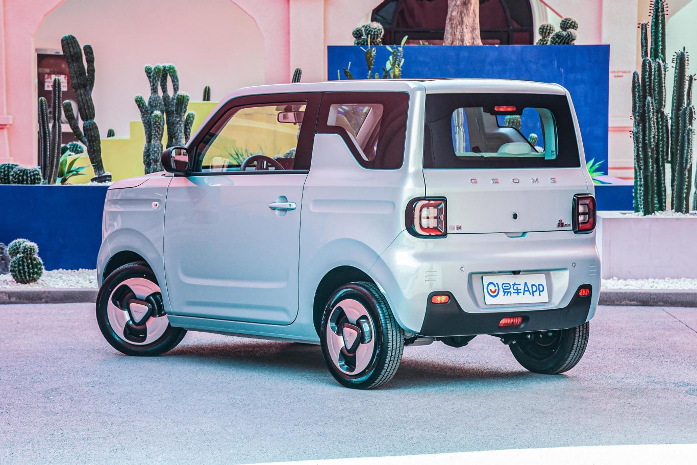 【熊猫熊猫mini 200km 灵动熊侧后45度车头向左水平图片-汽车图片大全】-易车