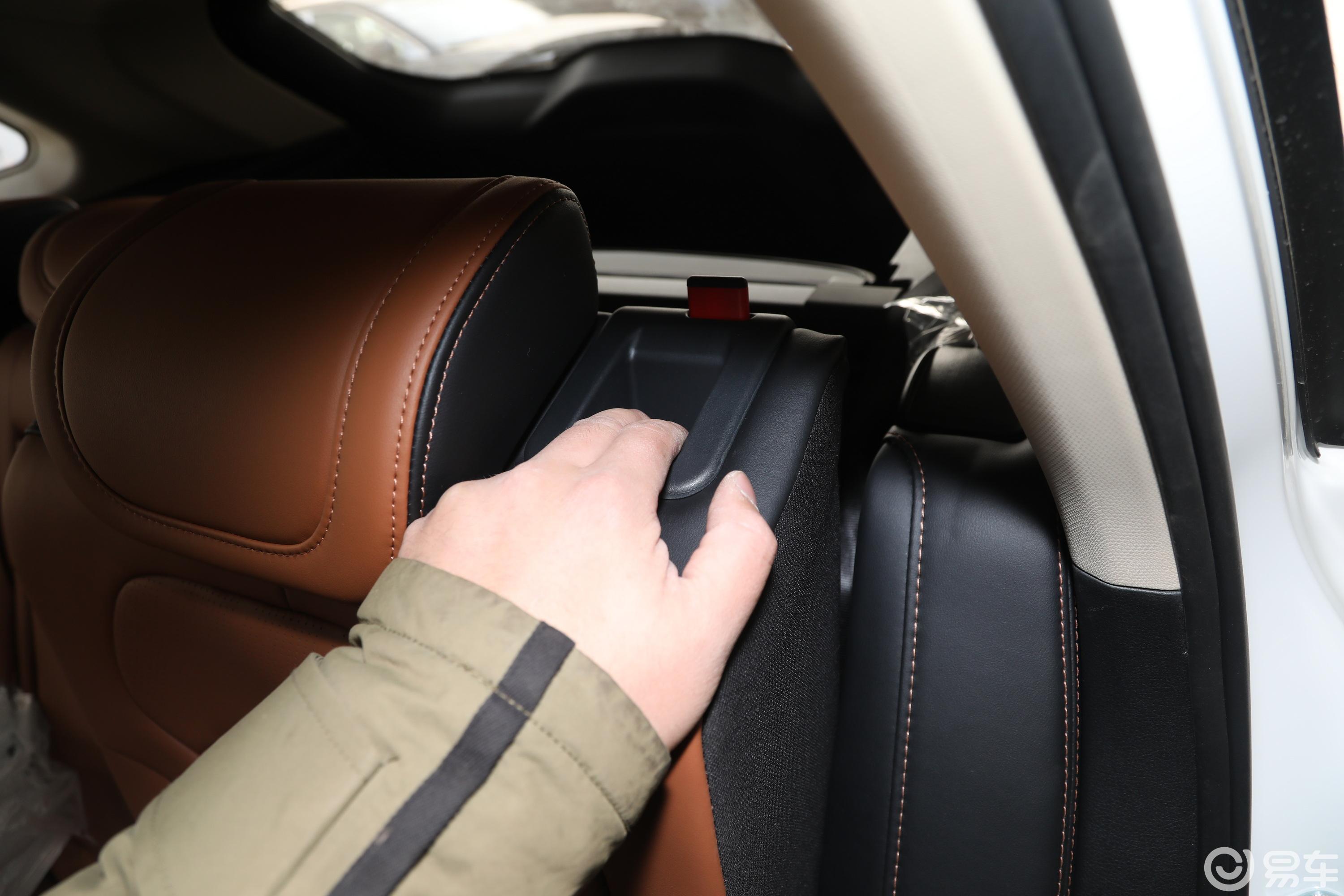 【奔腾T992.0T 尊享型(6AT)后排功能图片-汽车图片大全】-易车