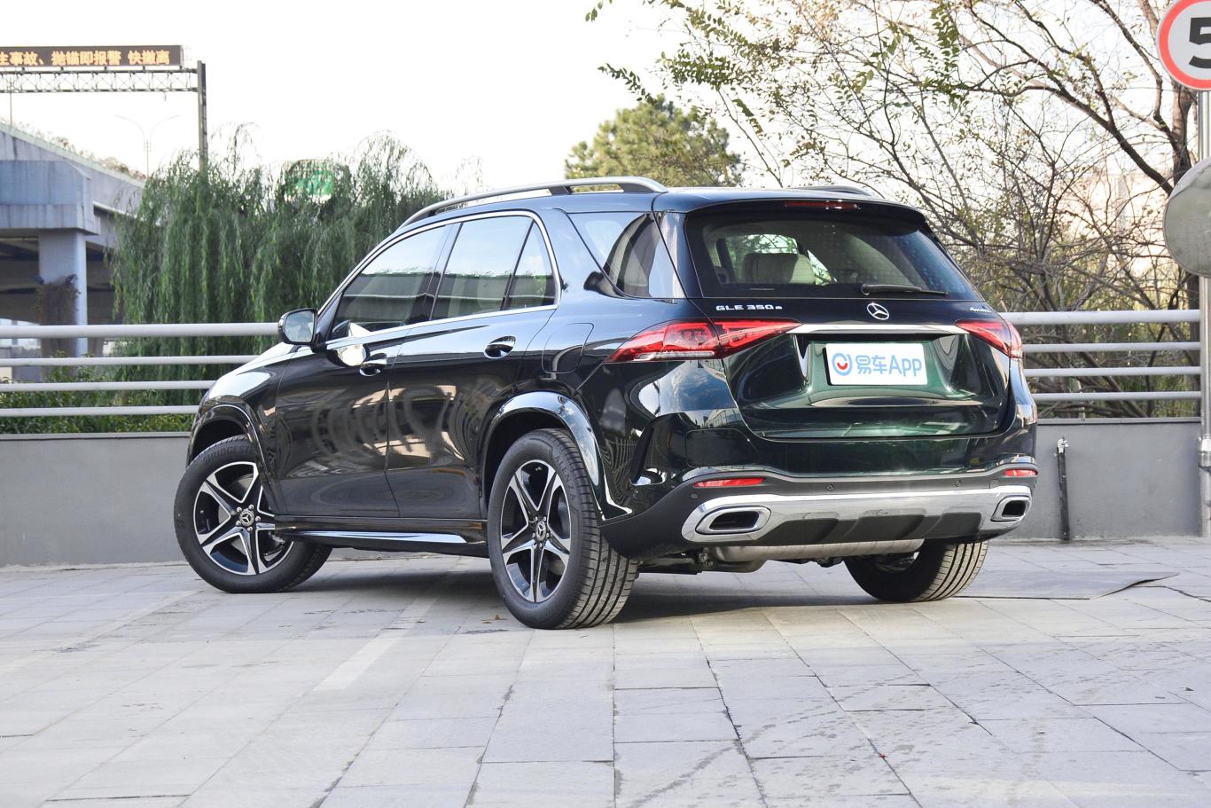 【奔驰GLE 插电混动GLE 350 e 4MATIC侧后45度车头向左水平图片-汽车图片大全】-易车