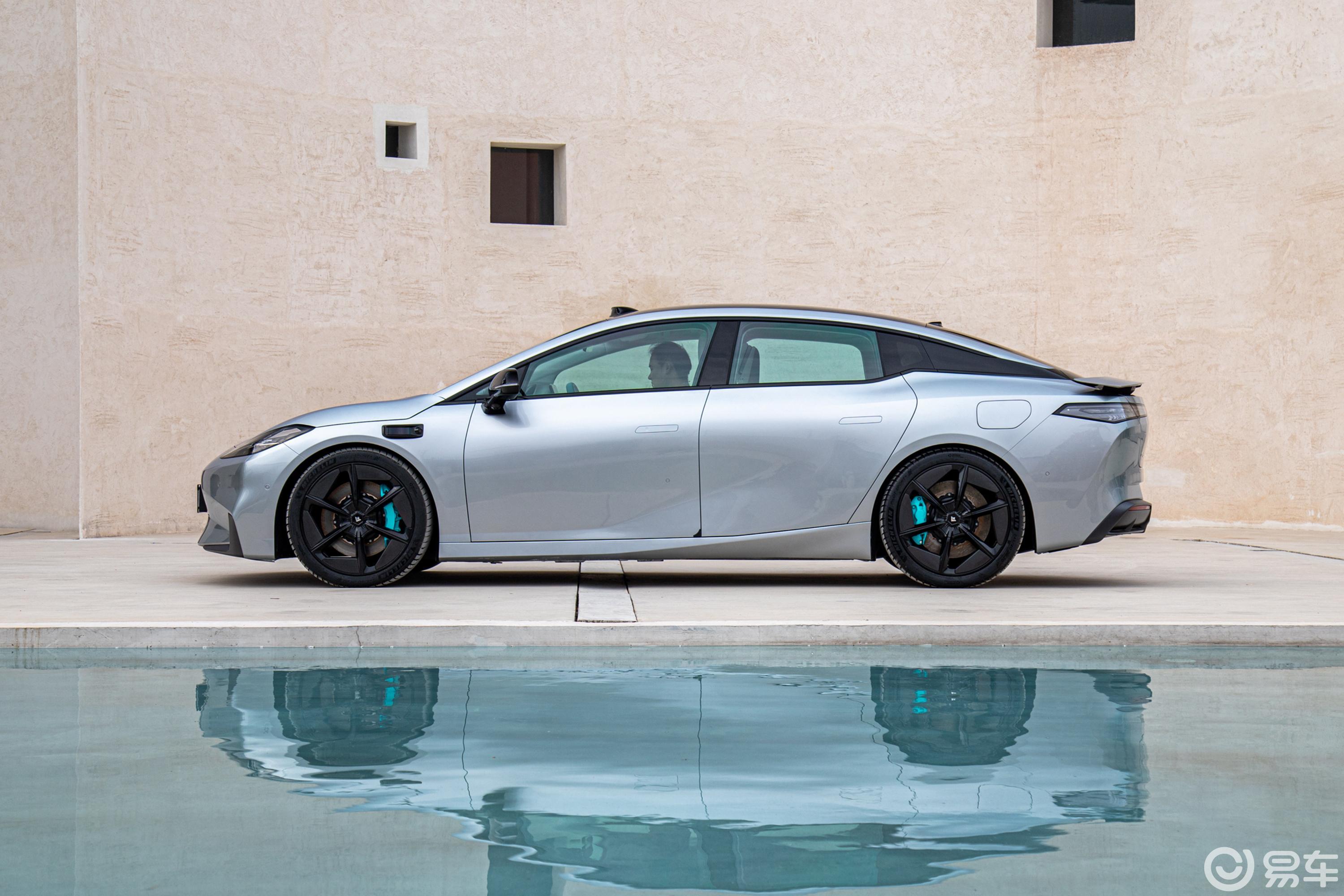 【昊铂GT710km 超充MAX版正侧车头向左水平图片-汽车图片大全】-易车