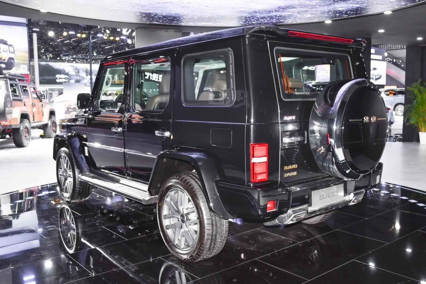 【北京BJ803.0T 荣耀版侧后45度车头向左水平图片-汽车图片大全】-易车