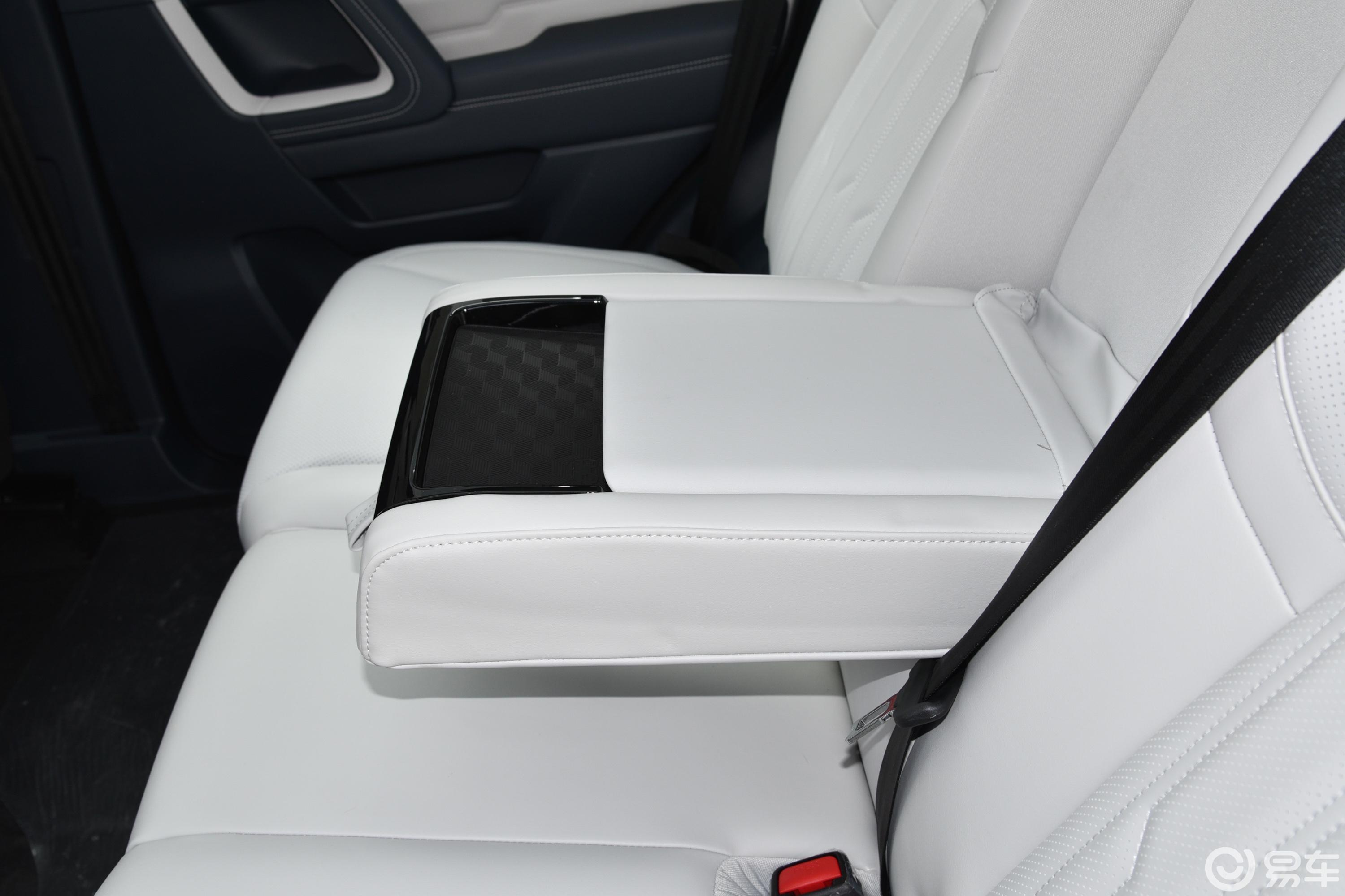 【北京BJ602.0T 周末版 5座 汽油后排中央扶手图片-汽车图片大全】-易车