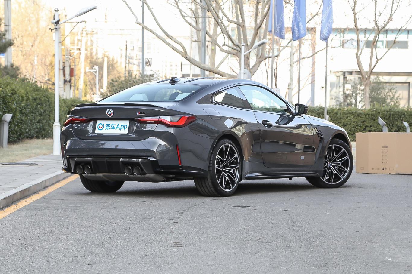 【宝马M450周年版 M4 双门轿跑车 雷霆版侧后45度车头向右水平图片-汽车图片大全】-易车
