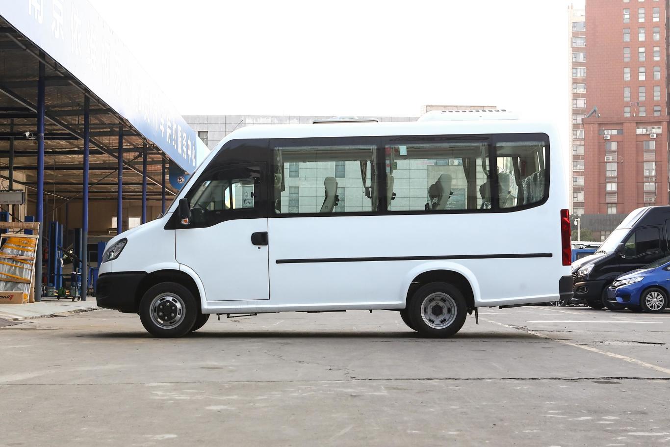 【依维柯欧风3.0T 手动高顶后双胎电动门 17座正侧车头向左水平图片-汽车图片大全】-易车