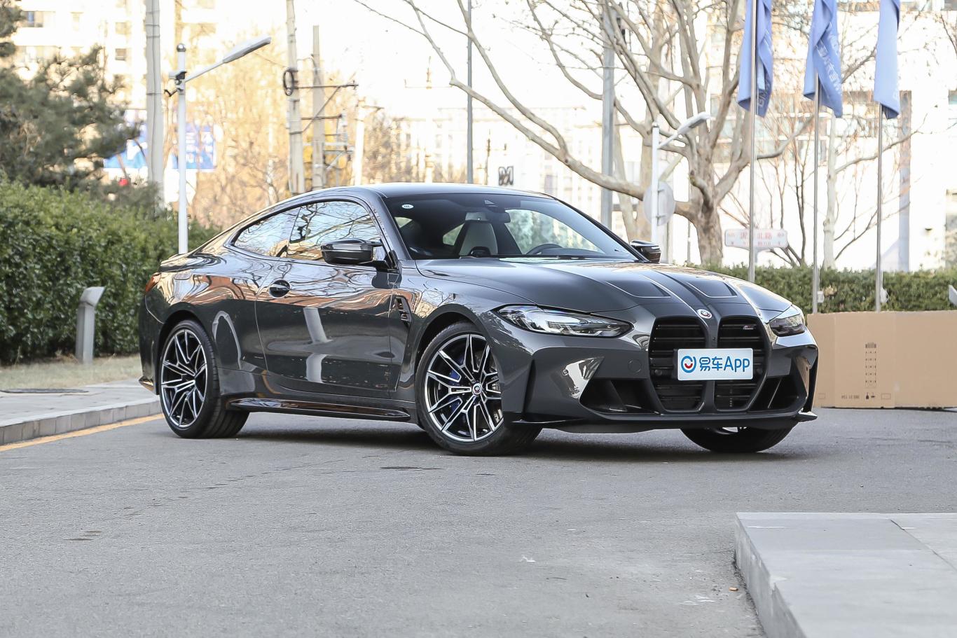 【宝马M450周年版 M4 双门轿跑车 雷霆版侧前45度车头向右水平图片-汽车图片大全】-易车