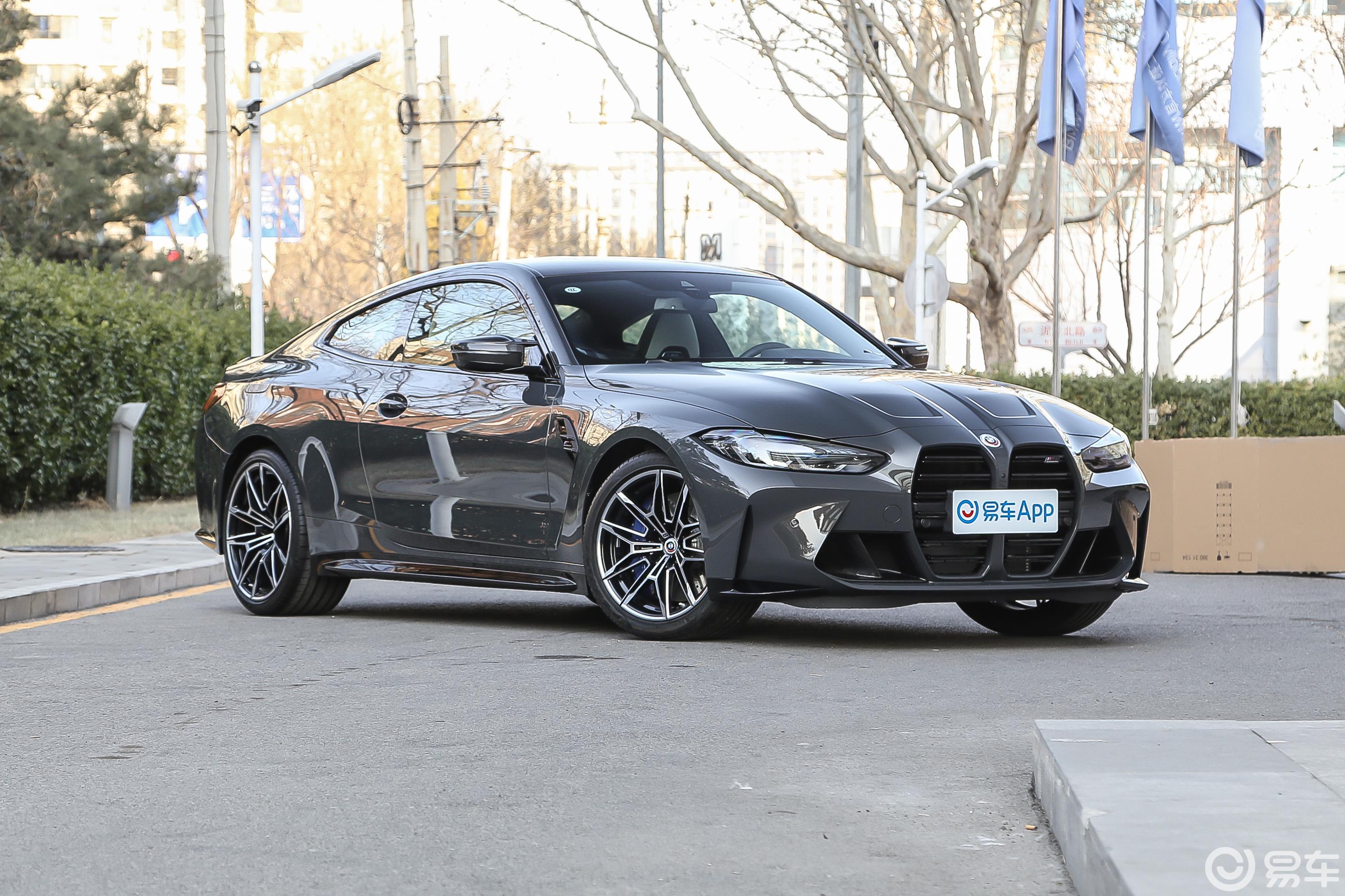 【宝马M450周年版 M4 双门轿跑车 雷霆版侧前45度车头向右水平图片-汽车图片大全】-易车