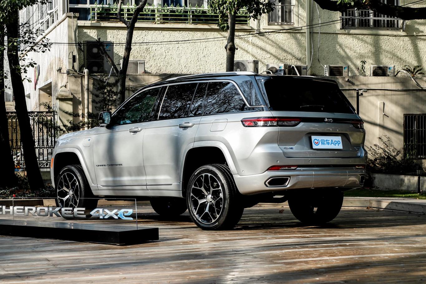 【大切诺基4xe2.0T 47km 巅峰版侧后45度车头向左水平图片-汽车图片大全】-易车