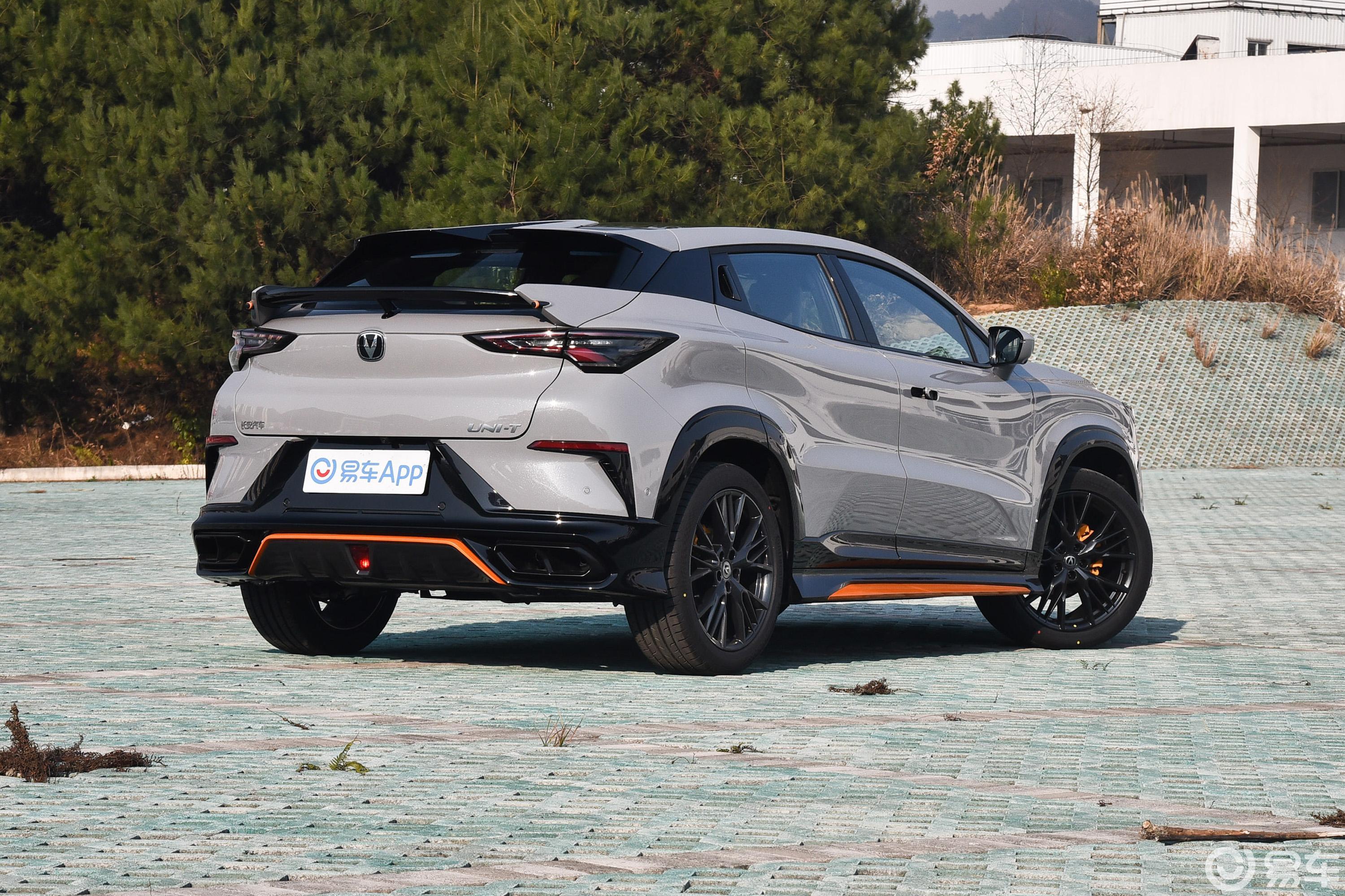 【长安UNI-T第二代 运动版 1.5T 旗舰型侧后45度车头向右水平图片-汽车图片大全】-易车