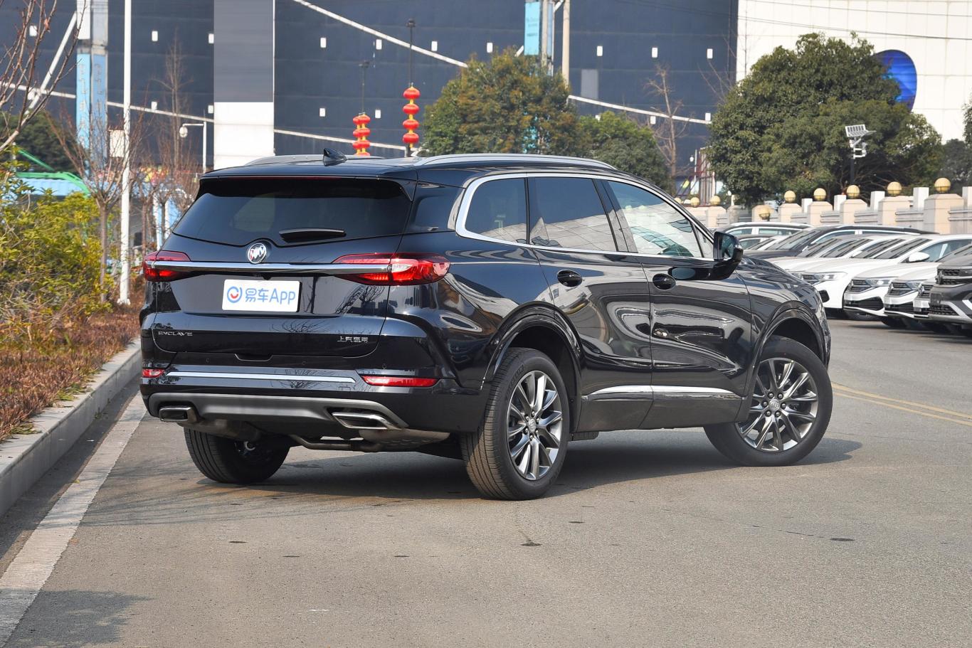 【昂科旗652T 两驱尊贵型 7座侧后45度车头向右水平图片-汽车图片大全】-易车