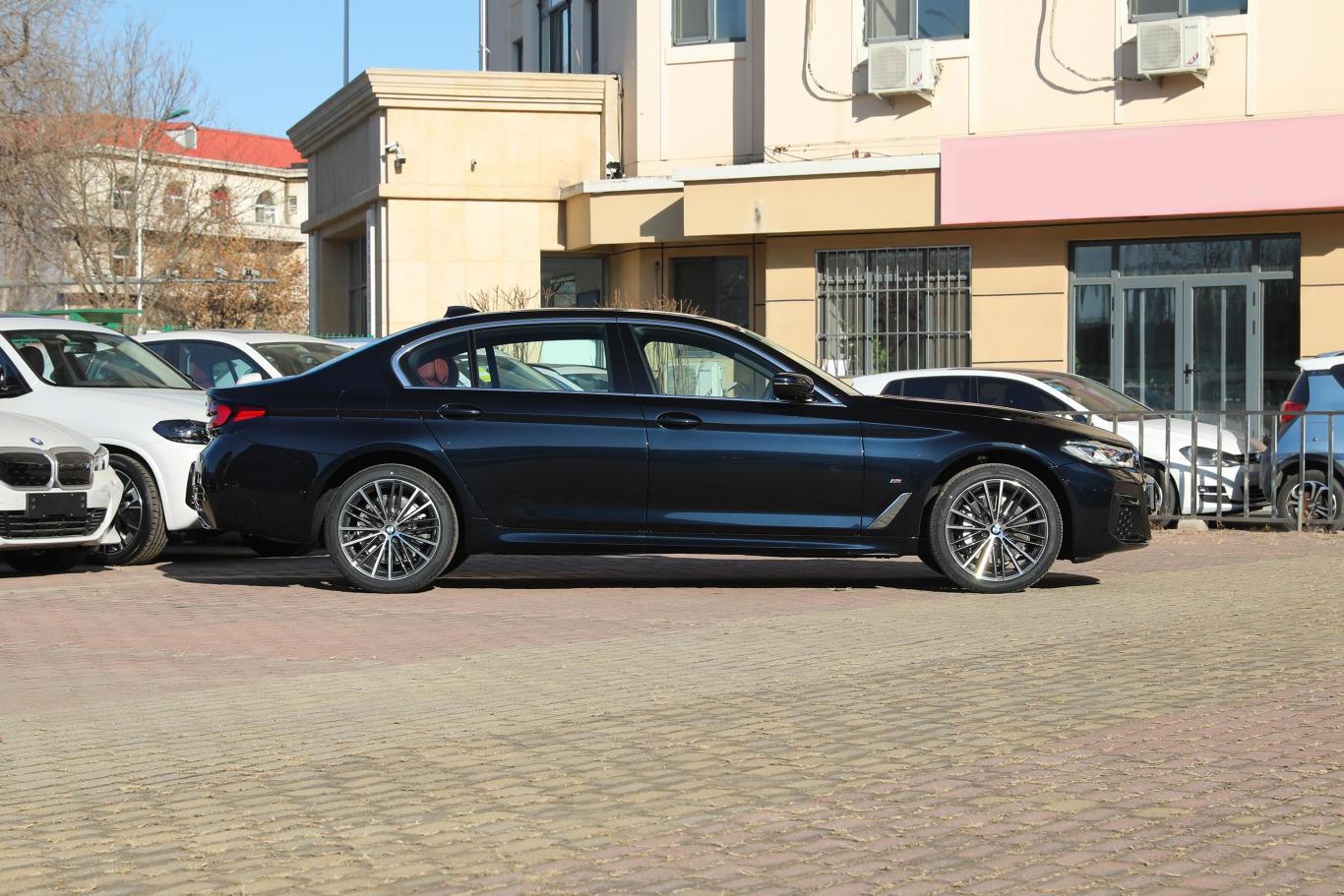 【宝马5系530Li 领先型 M运动套装正侧车头向右水平图片-汽车图片大全】-易车