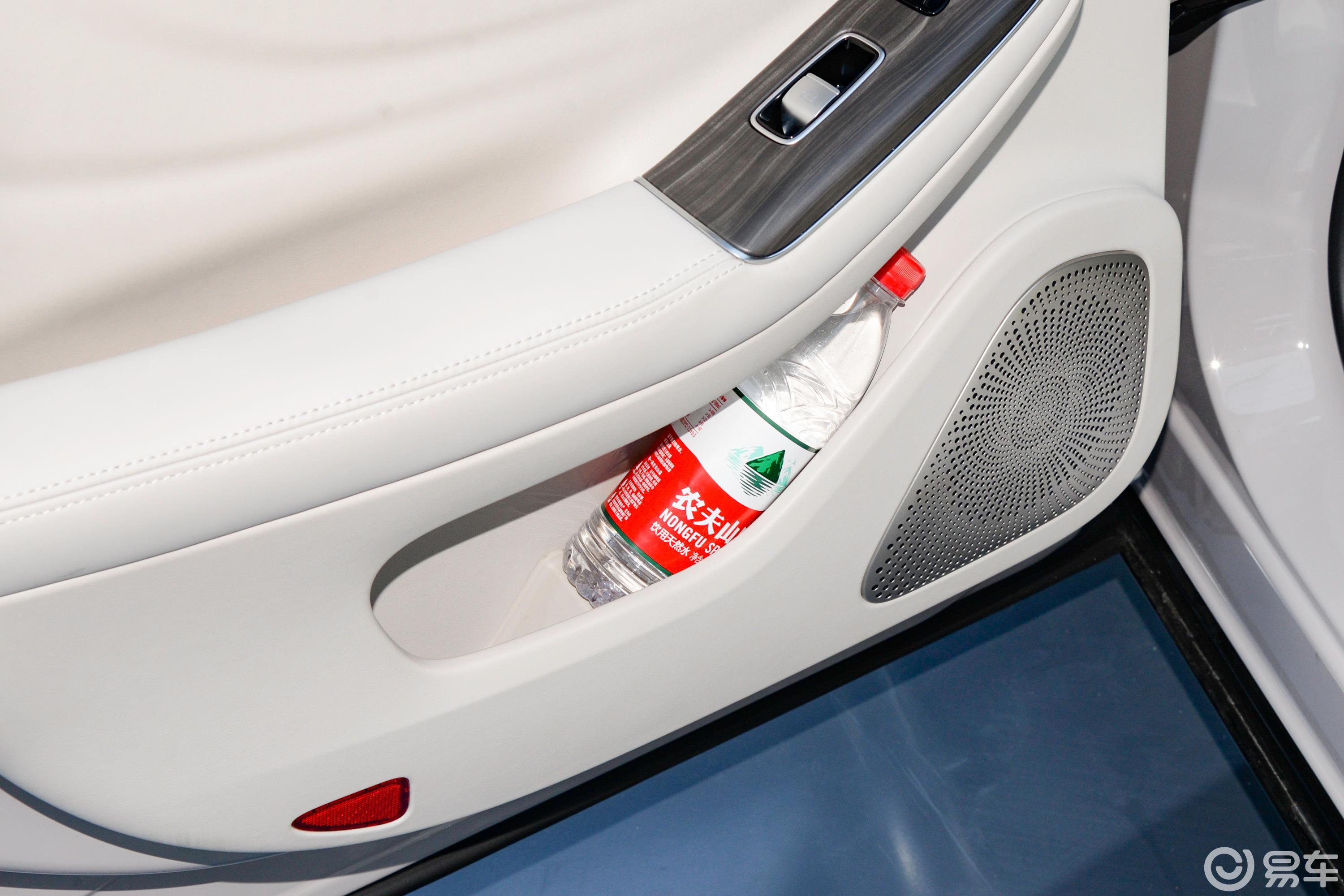 【飞凡F7600km 四驱性能Pro版后排空间图片-汽车图片大全】-易车