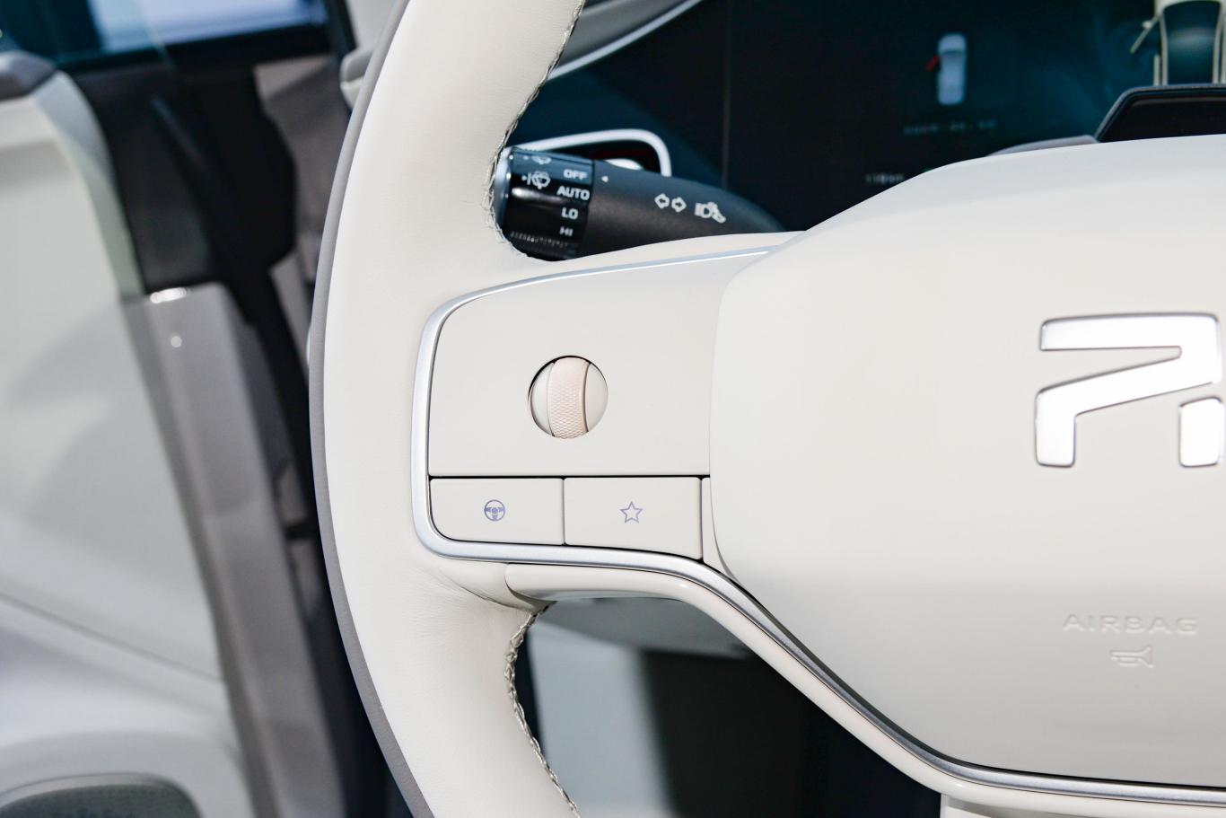 【飞凡F7600km 四驱性能Pro版左侧方向盘功能按键图片-汽车图片大全】-易车