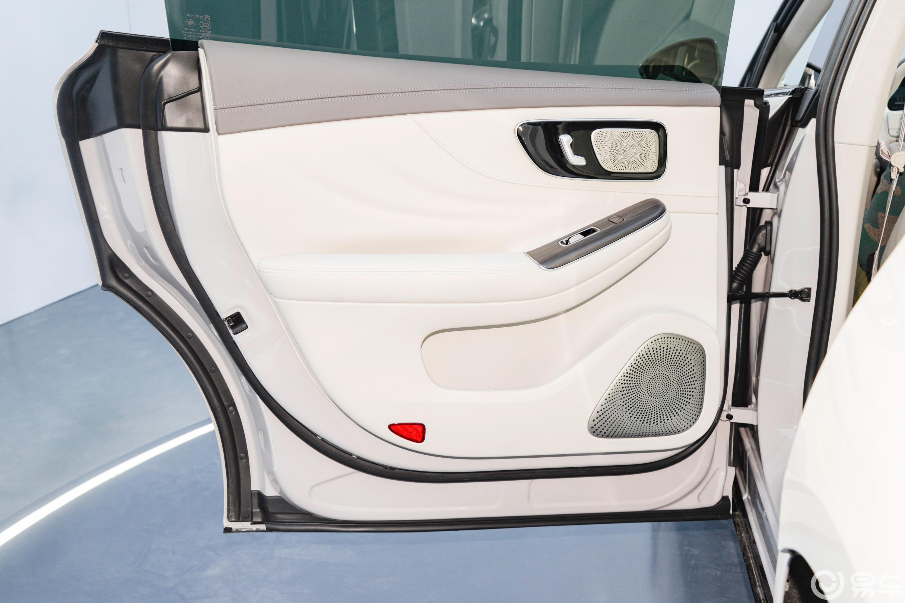 【飞凡F7600km 四驱性能Pro版后排功能图片-汽车图片大全】-易车