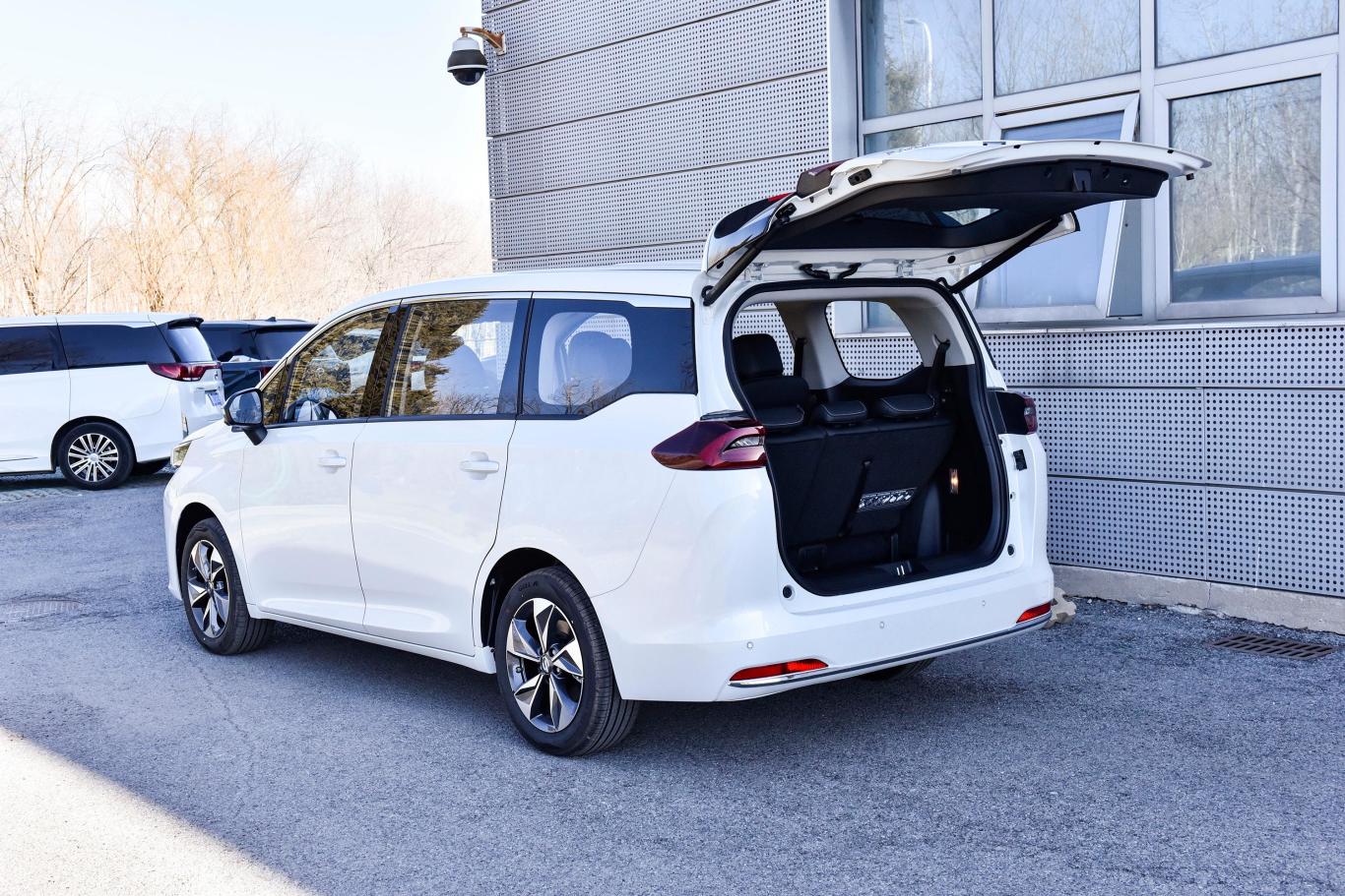 【传祺M6Pro 270T 尊享版后备厢开启45度侧拍图片-汽车图片大全】-易车