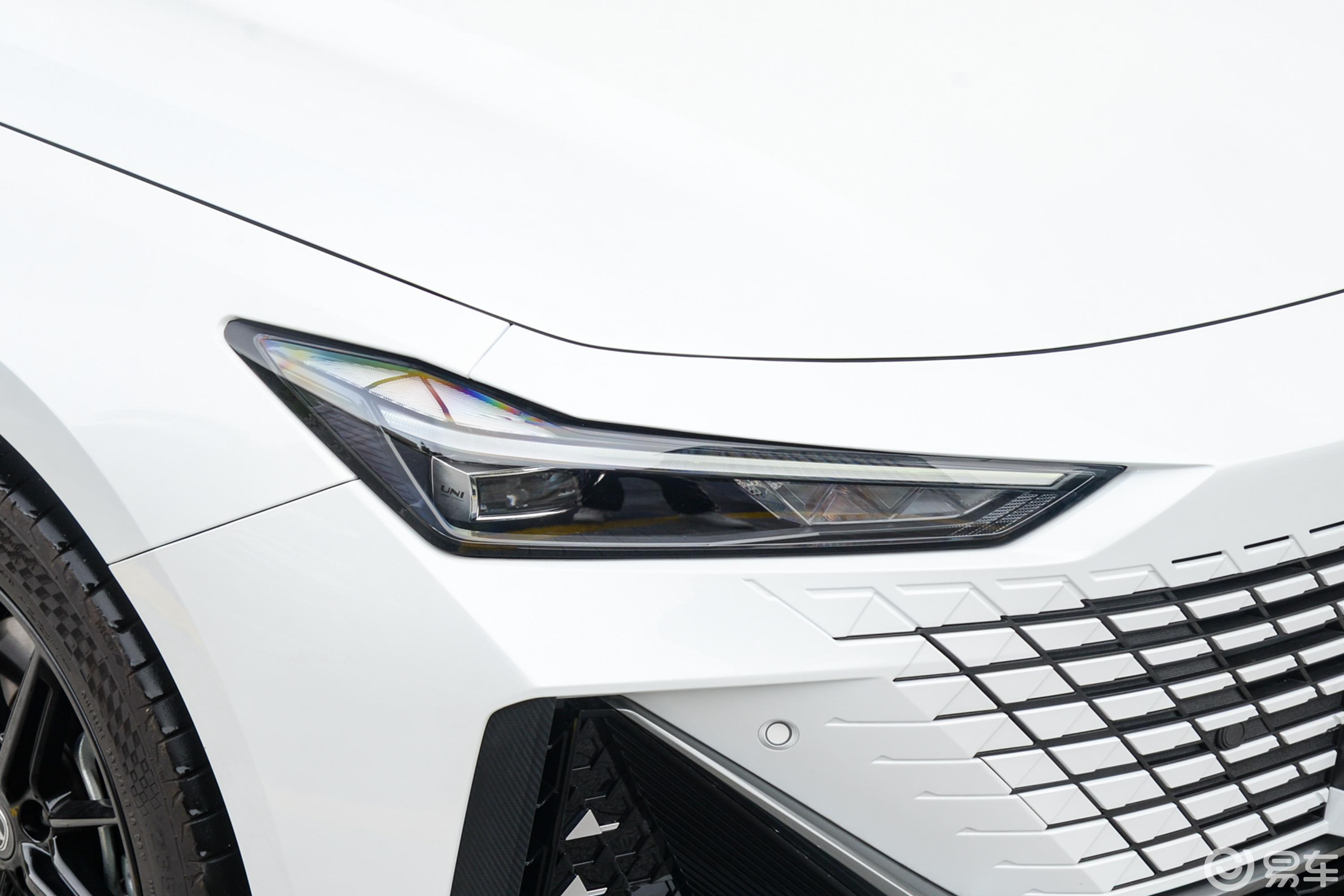 【长安UNI-V 智电iDD1.5T 113km 智酷型大灯侧45度俯拍图片-汽车图片大全】-易车