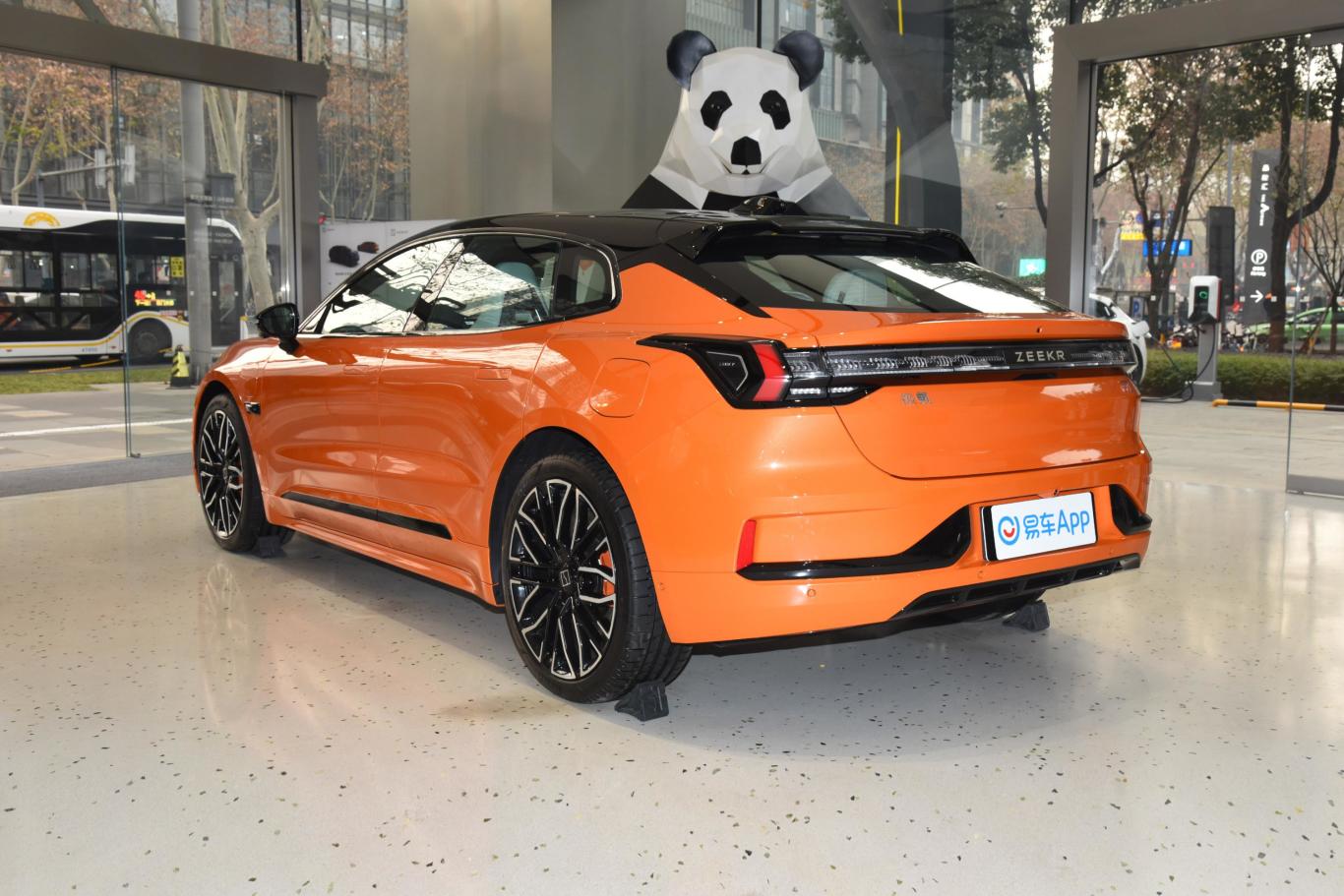 【ZEEKR 001656km 四驱ME版侧后45度车头向左水平图片-汽车图片大全】-易车