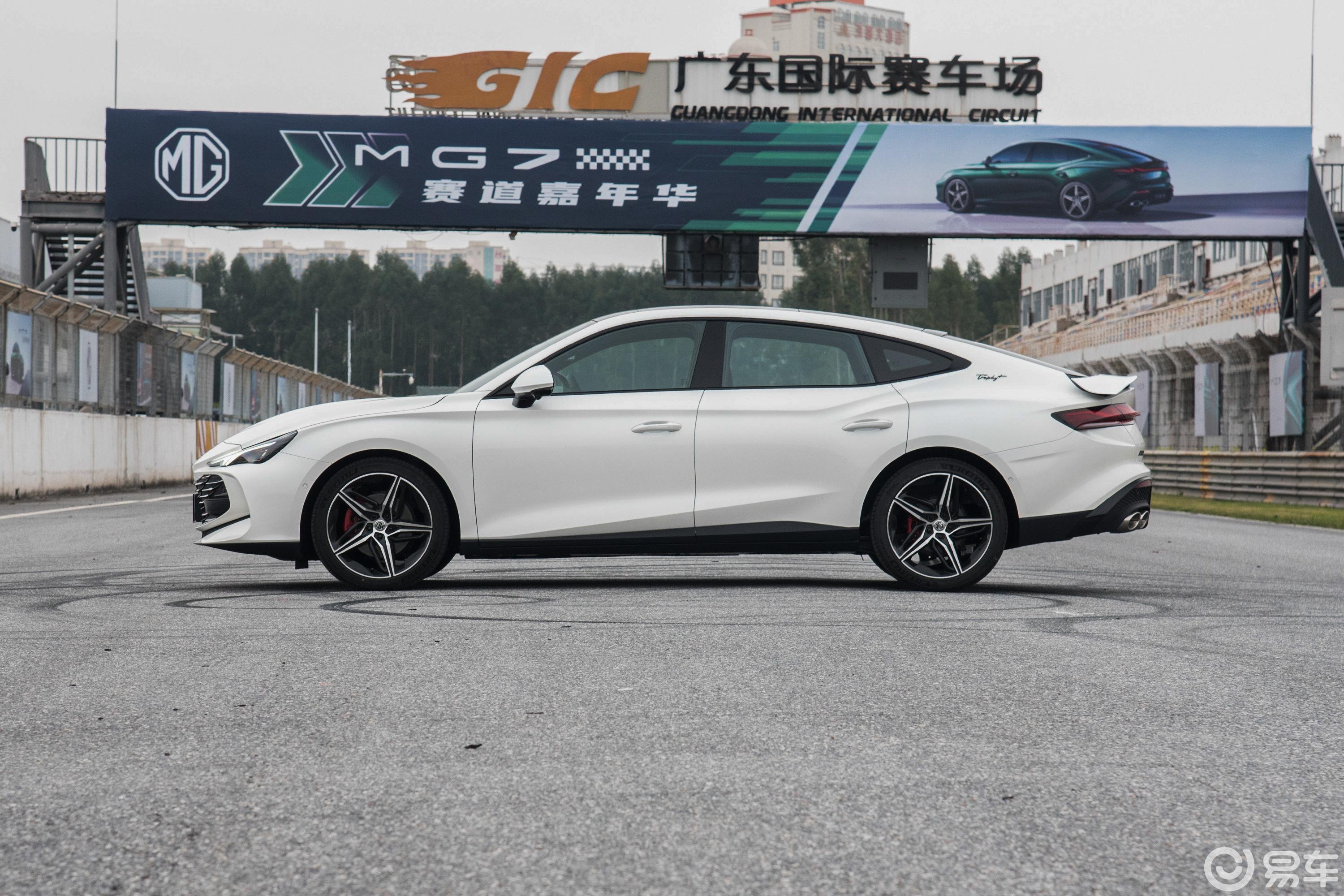 【MG72.0T 自动Trophy+激擎耀世版正侧车头向左水平图片-汽车图片大全】-易车