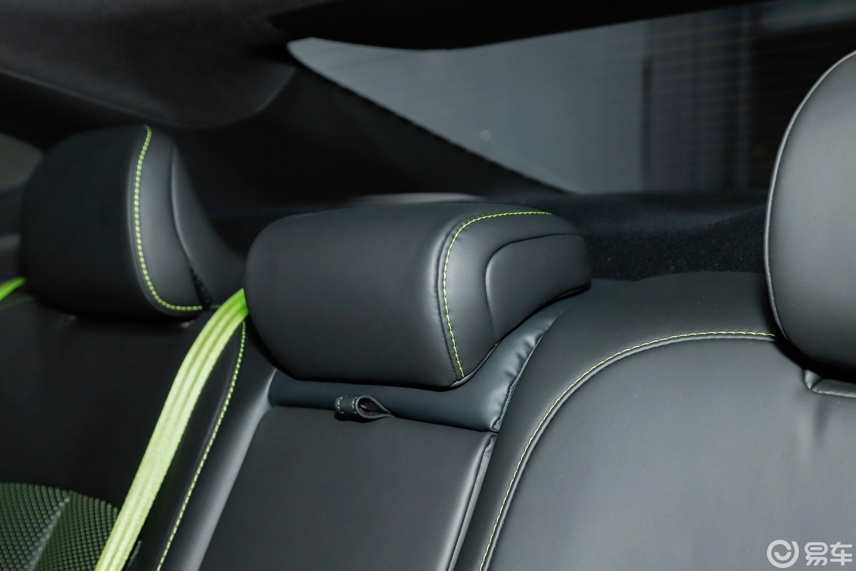 【小鹏P7P7i 610 四驱鹏翼性能版后排空间图片-汽车图片大全】-易车