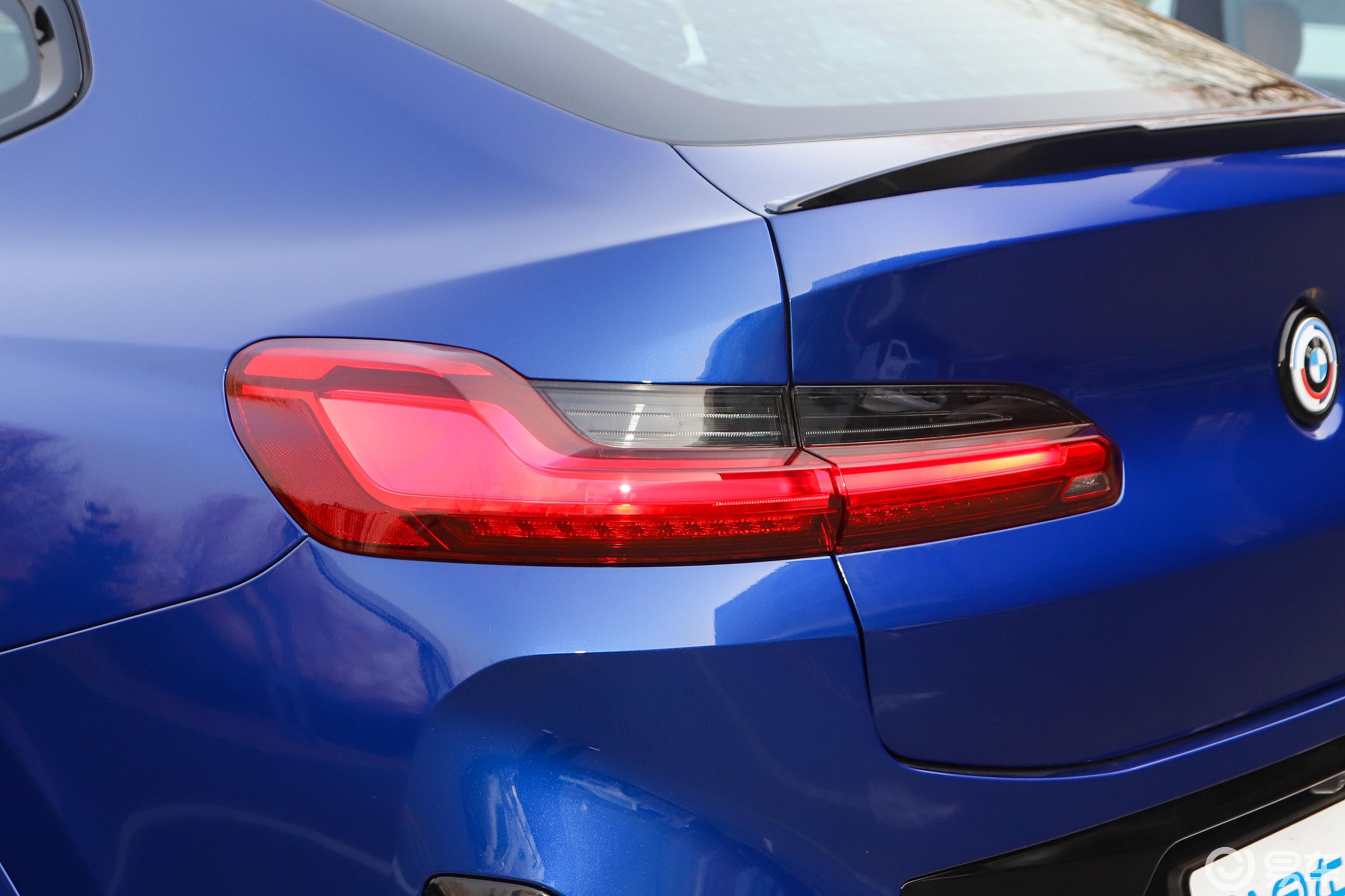 【宝马X4 M50周年版 X4 M 雷霆版尾灯侧45度俯拍图片-汽车图片大全】-易车