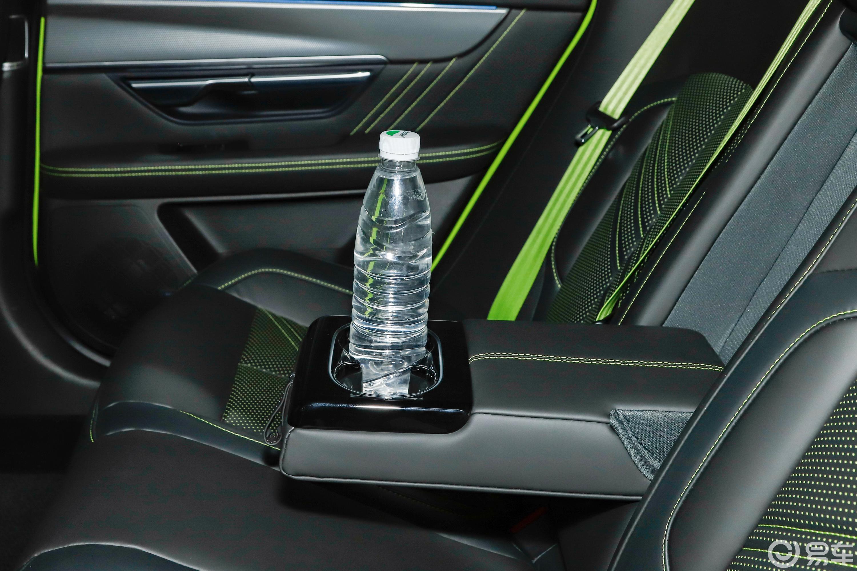 【小鹏P7P7i 610 四驱鹏翼性能版后排杯架图片-汽车图片大全】-易车