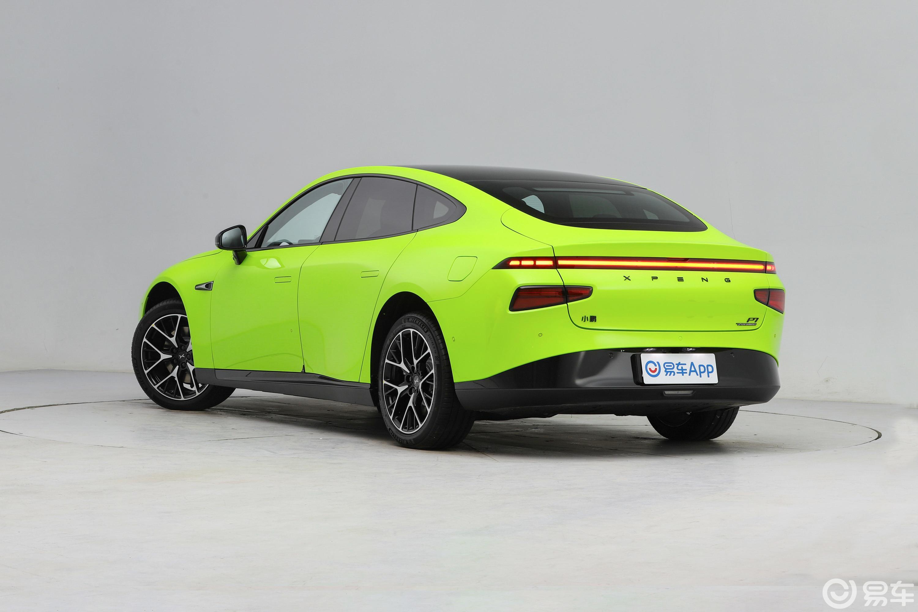 【小鹏P7P7i 610 四驱鹏翼性能版侧后45度车头向左水平图片-汽车图片大全】-易车