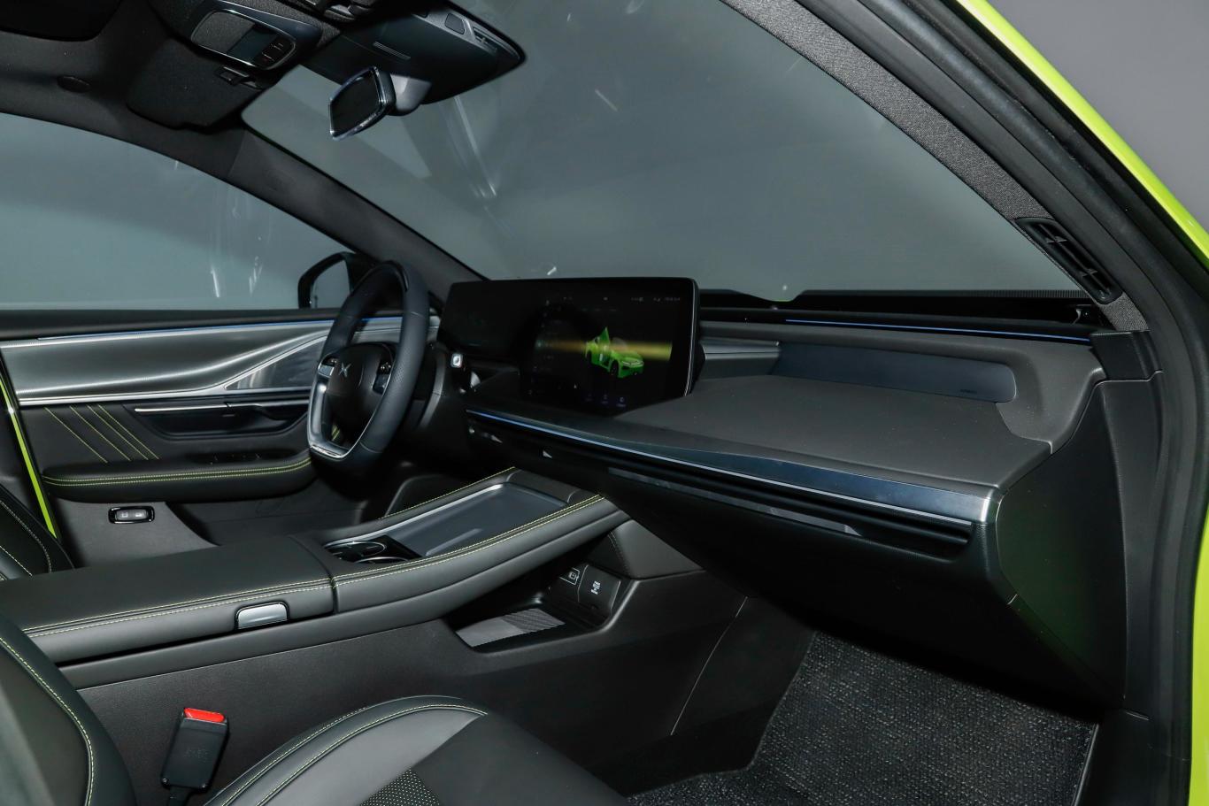 【小鹏P7P7i 610 四驱鹏翼性能版内饰全景副驾驶员方向图片-汽车图片大全】-易车