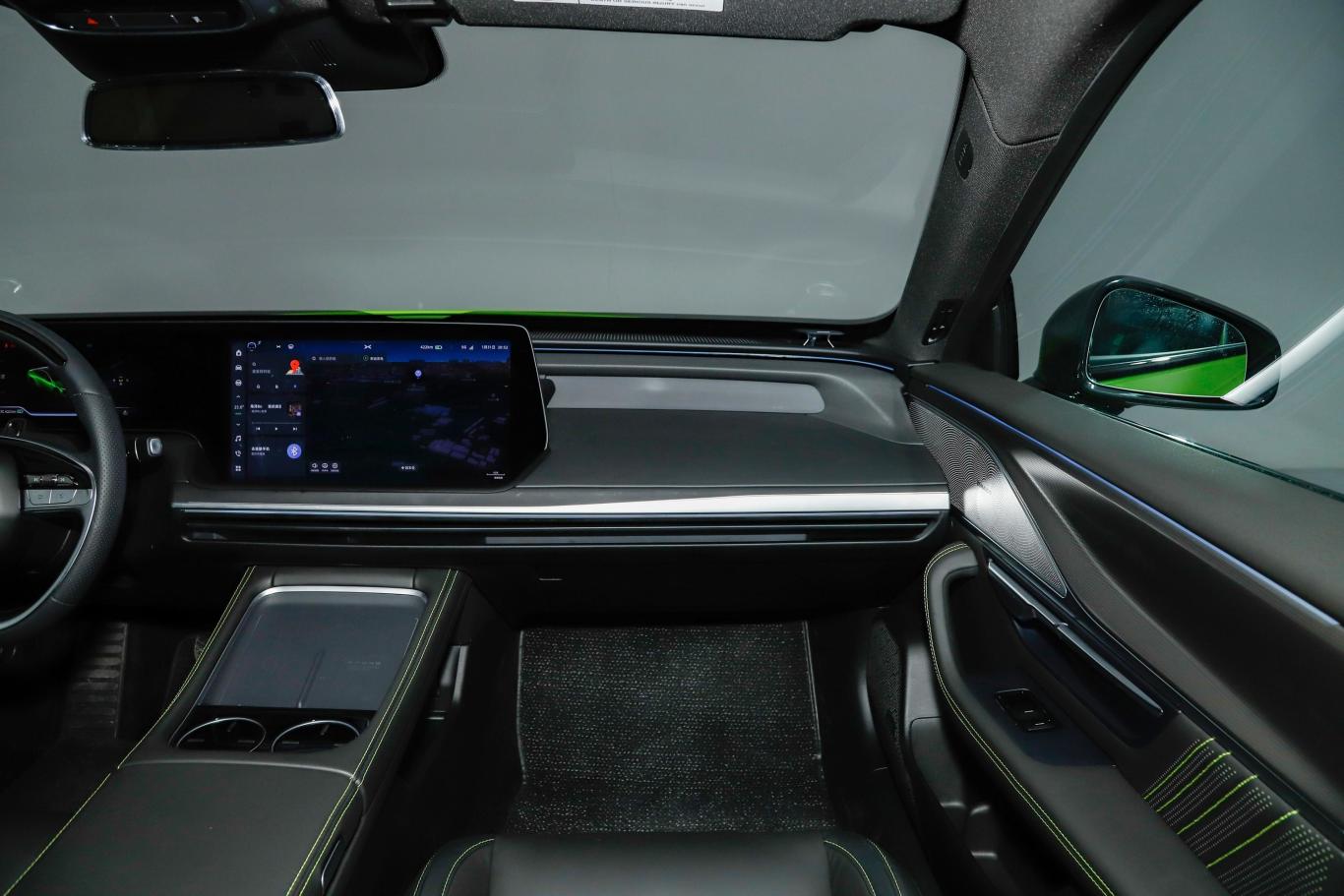 【小鹏P7P7i 610 四驱鹏翼性能版副驾驶位区域图片-汽车图片大全】-易车