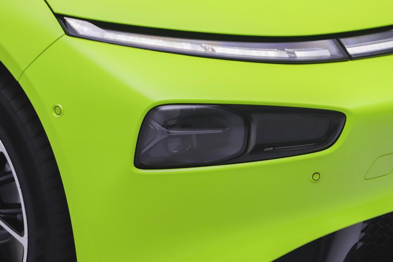 【小鹏P7P7i 610 四驱鹏翼性能版大灯侧45度俯拍图片-汽车图片大全】-易车