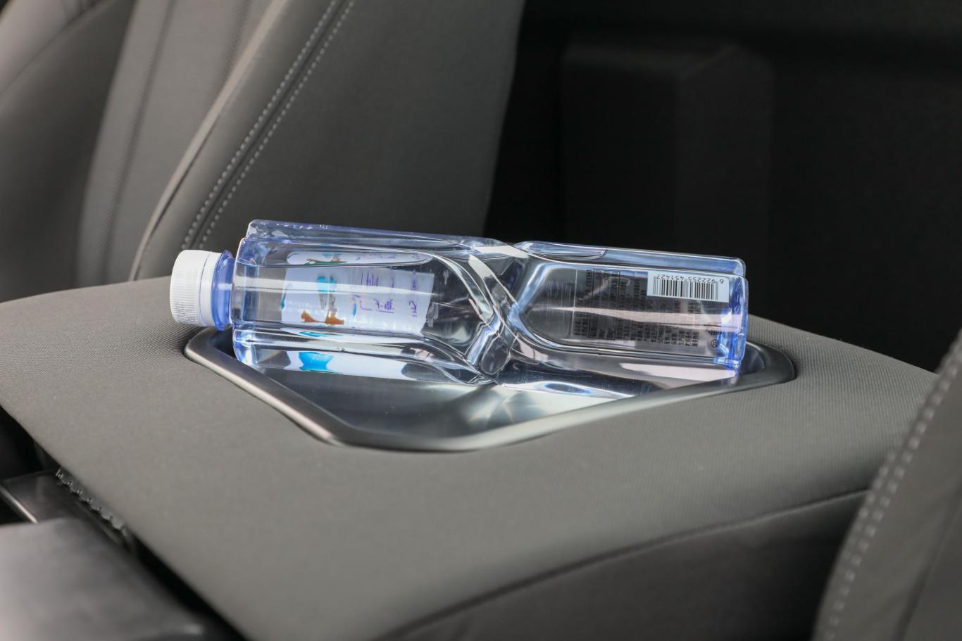 【猛士MS6006.7T 单排底盘旗舰版 3座前排中央扶手图片-汽车图片大全】-易车