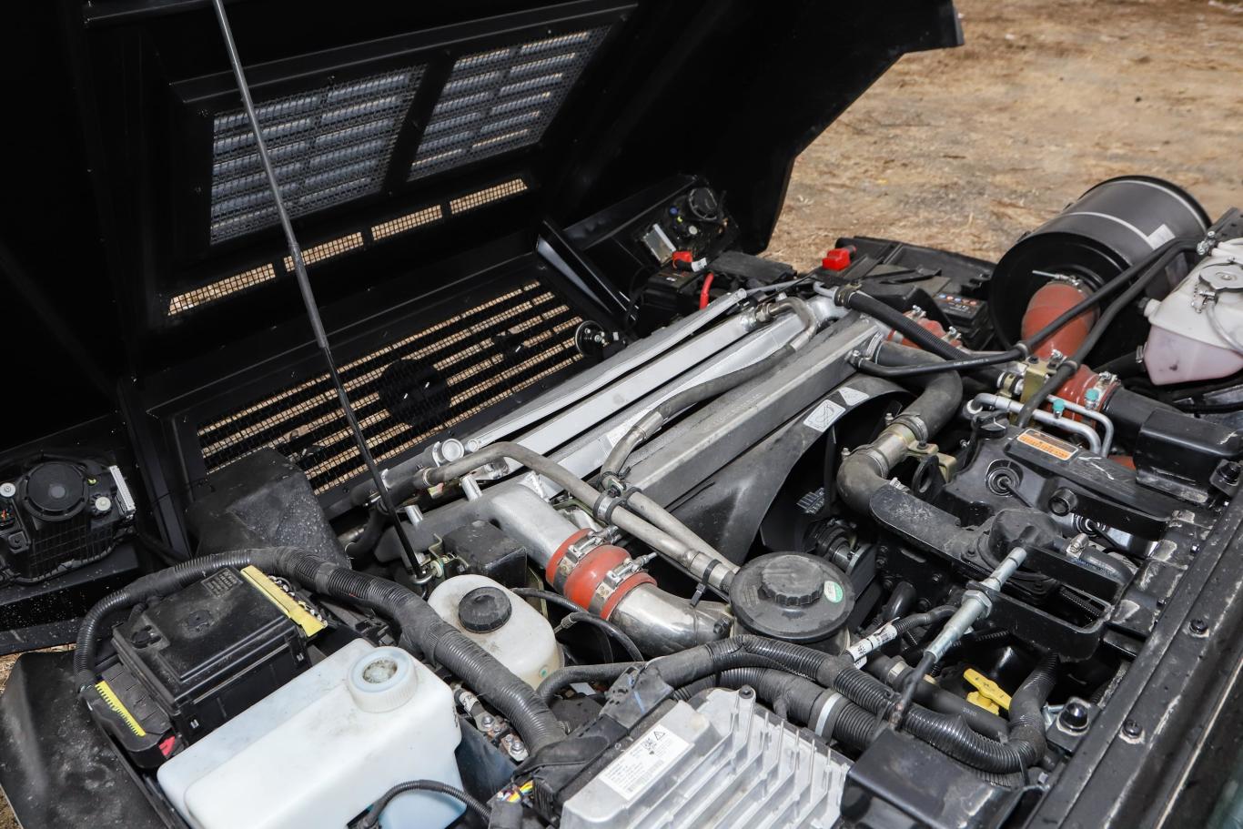 【猛士M50逆行者500 4.0T 低顶厢式前舱整体图片-汽车图片大全】-易车