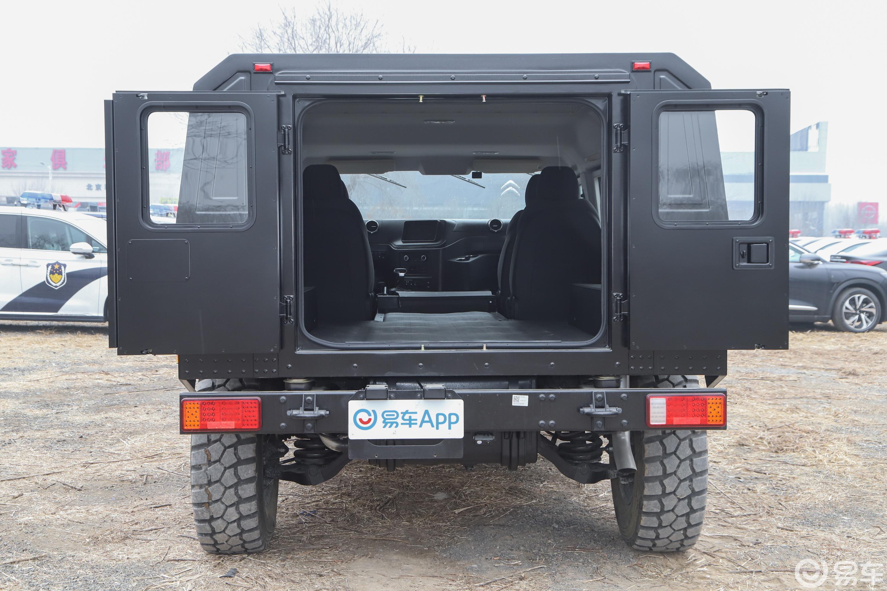 【猛士M50逆行者500 4.0T 低顶厢式后备厢图片-汽车图片大全】-易车