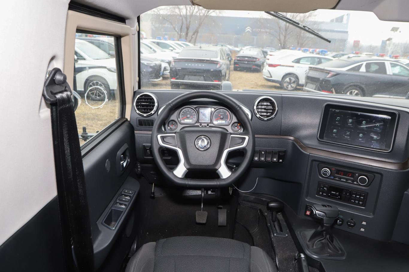 【猛士M50逆行者500 4.0T 低顶厢式驾驶位区域图片-汽车图片大全】-易车