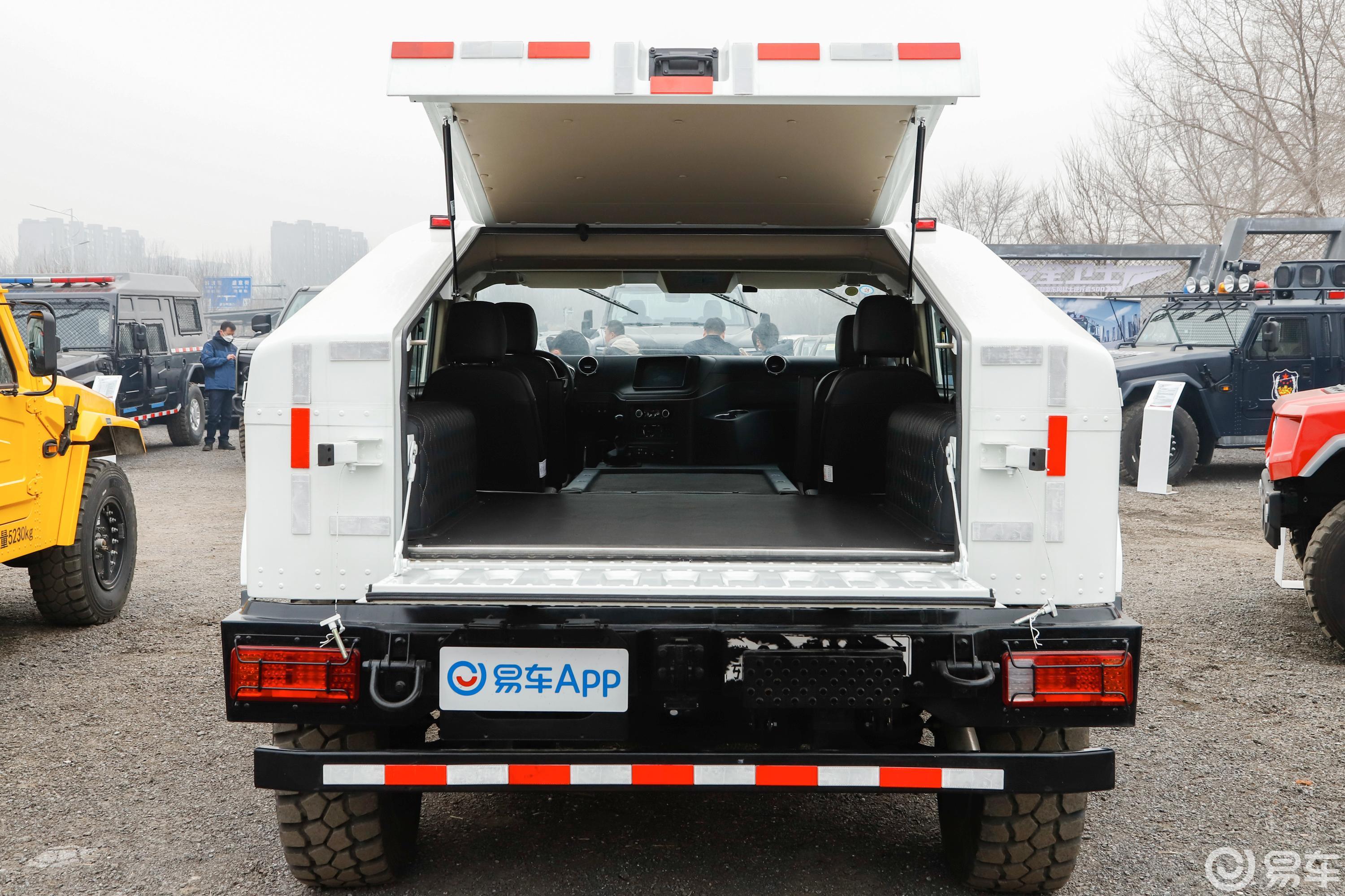 【猛士M50逆行者500 4.0T 溜背厢式后备厢图片-汽车图片大全】-易车