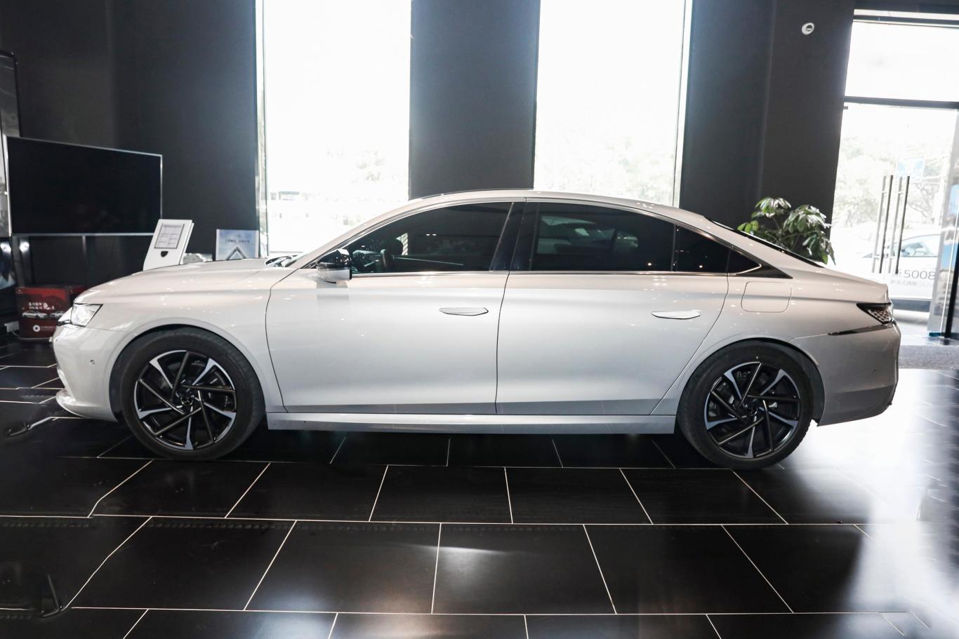 【DS 945THP 歌剧院轻享版正侧车头向左水平图片-汽车图片大全】-易车