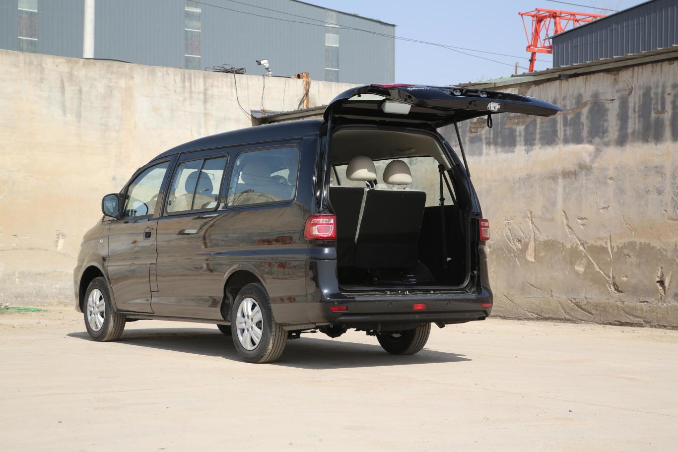 【菱智M5L 1.6L 舒适型 7座后备厢开启45度侧拍图片-汽车图片大全】-易车