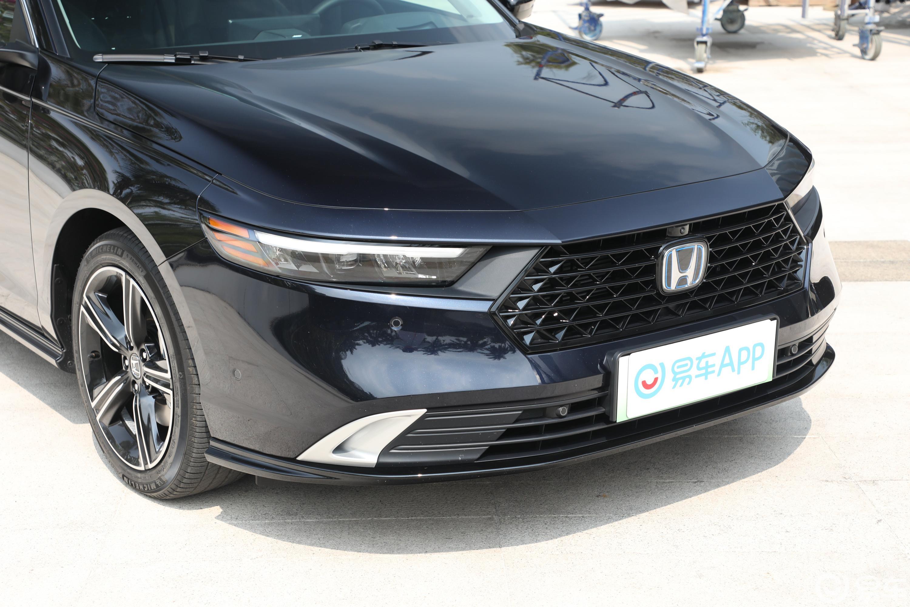 【雅阁 e:PHEV2.0L 82km 旗舰版前格栅侧俯拍图片-汽车图片大全】-易车