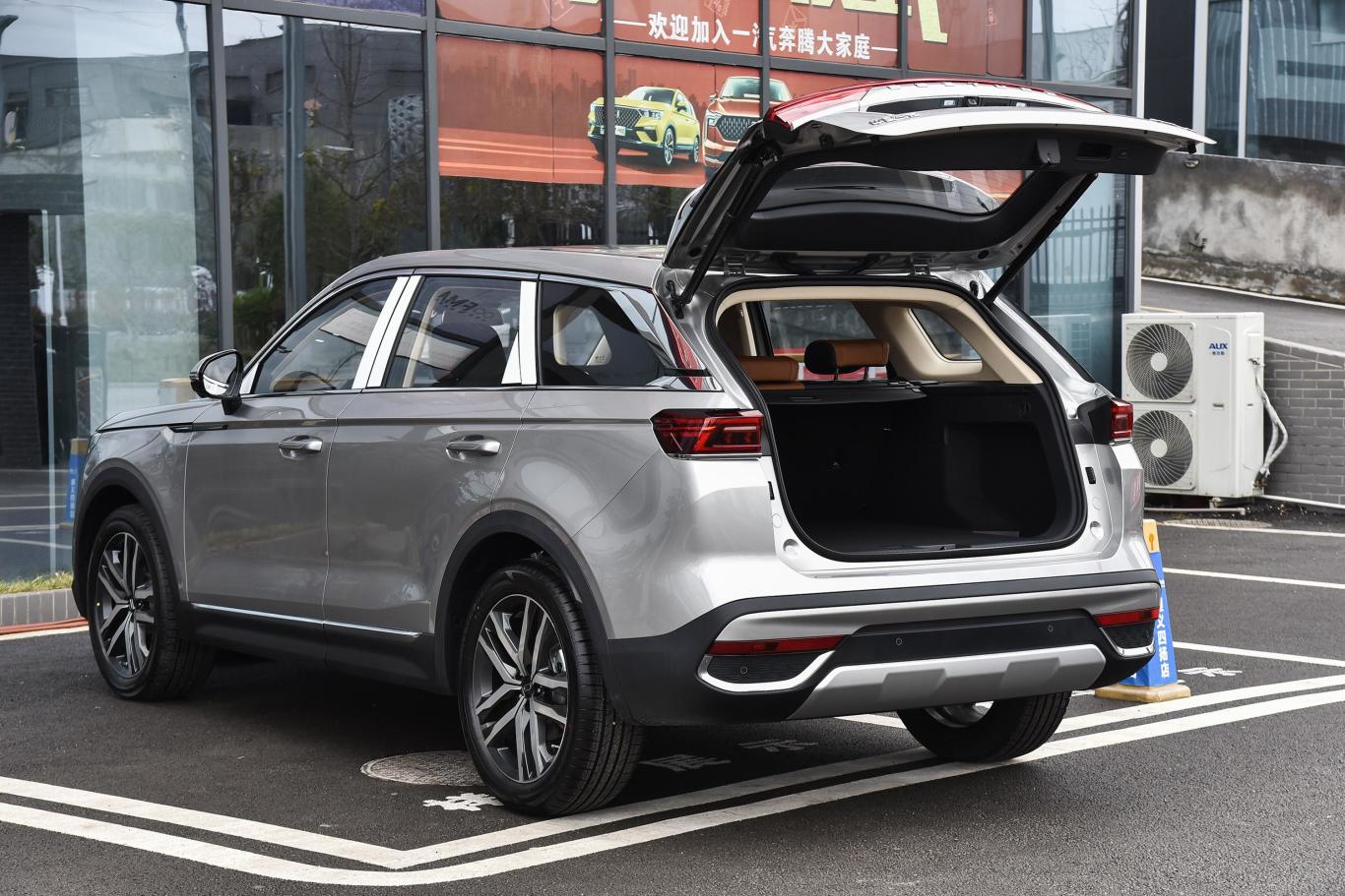 【奔腾T992.0T 尊享型(8AT)后备厢开启45度侧拍图片-汽车图片大全】-易车