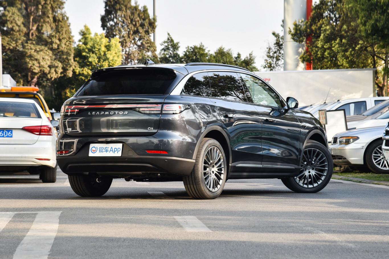 【零跑C11 增程版285km 285智享版侧后45度车头向右水平图片-汽车图片大全】-易车