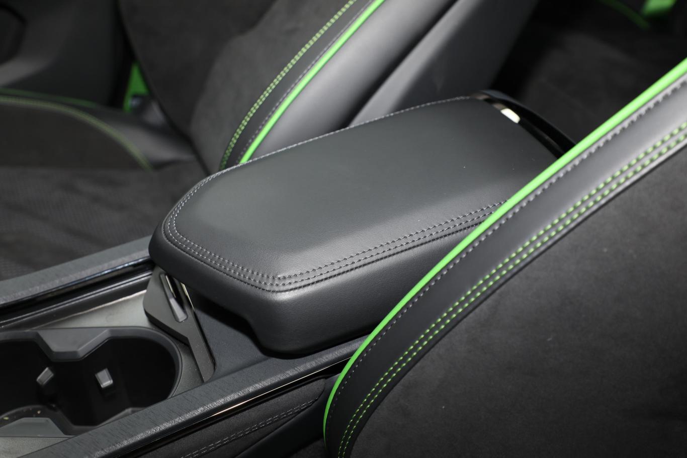 【领克0505+ 2.0T 四驱探索版前排中央扶手图片-汽车图片大全】-易车