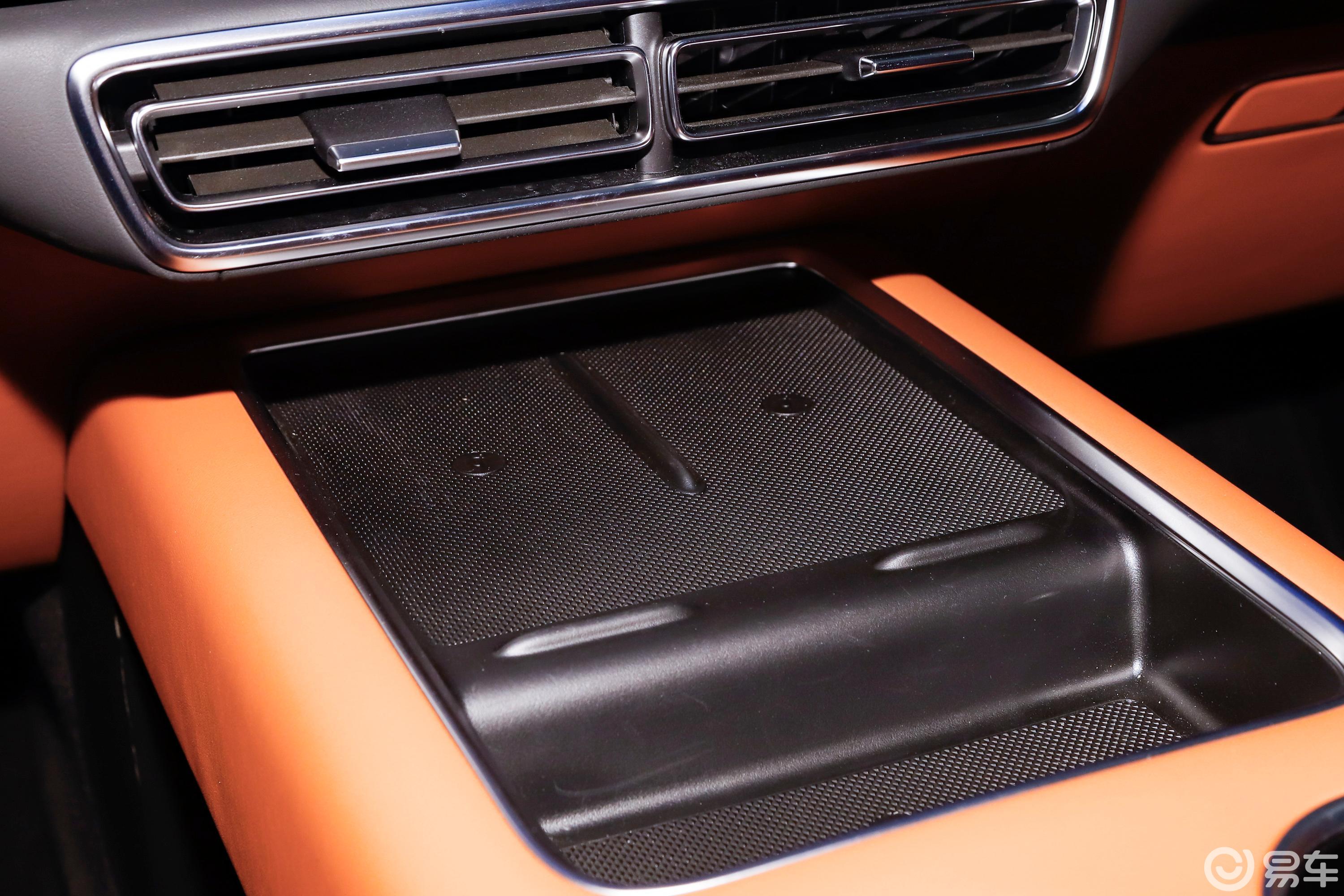 【理想L8L8 Air版无线充电区图片-汽车图片大全】-易车