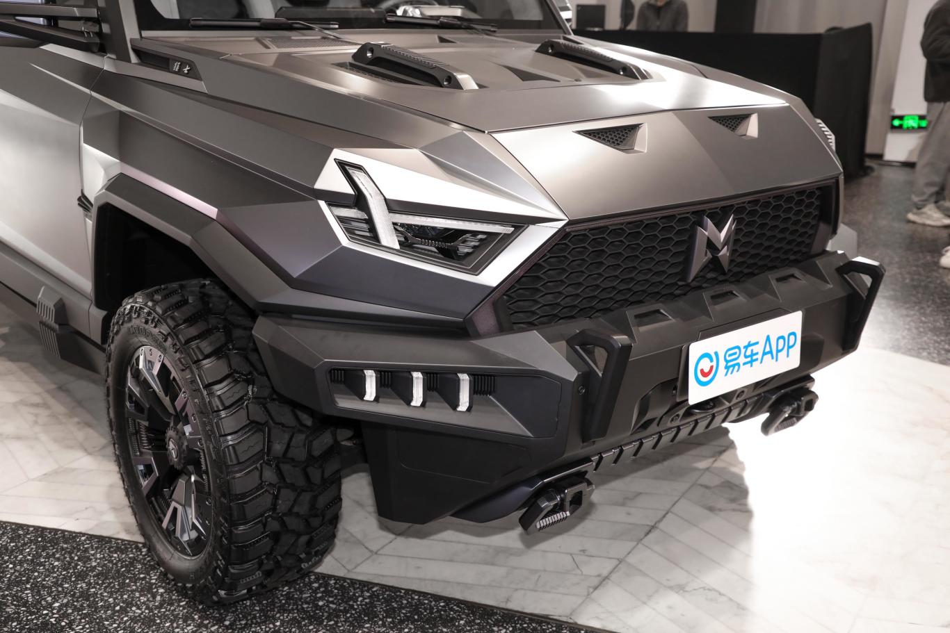 【猛士917纯电动 505km 创始版前格栅侧俯拍图片-汽车图片大全】-易车