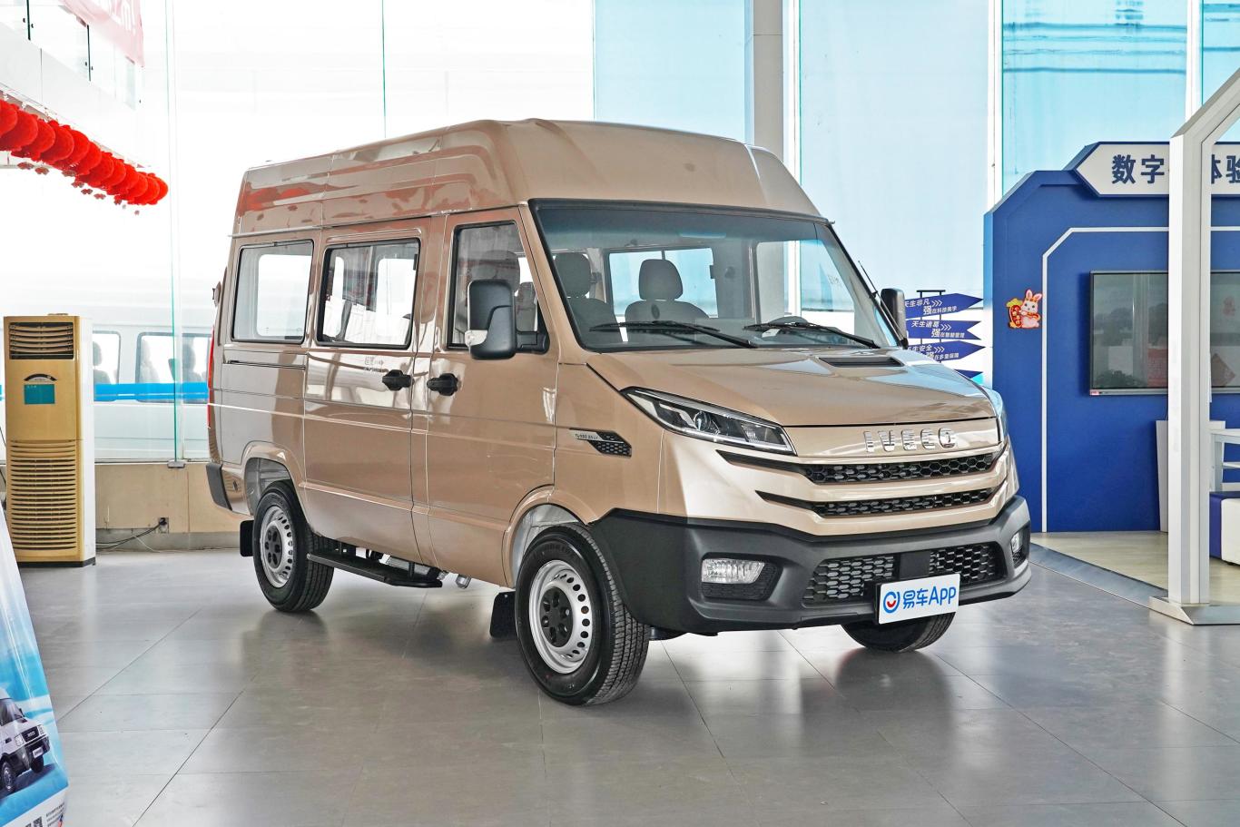 【依维柯得意短轴中顶标准版 6座侧前45度车头向右水平图片-汽车图片大全】-易车