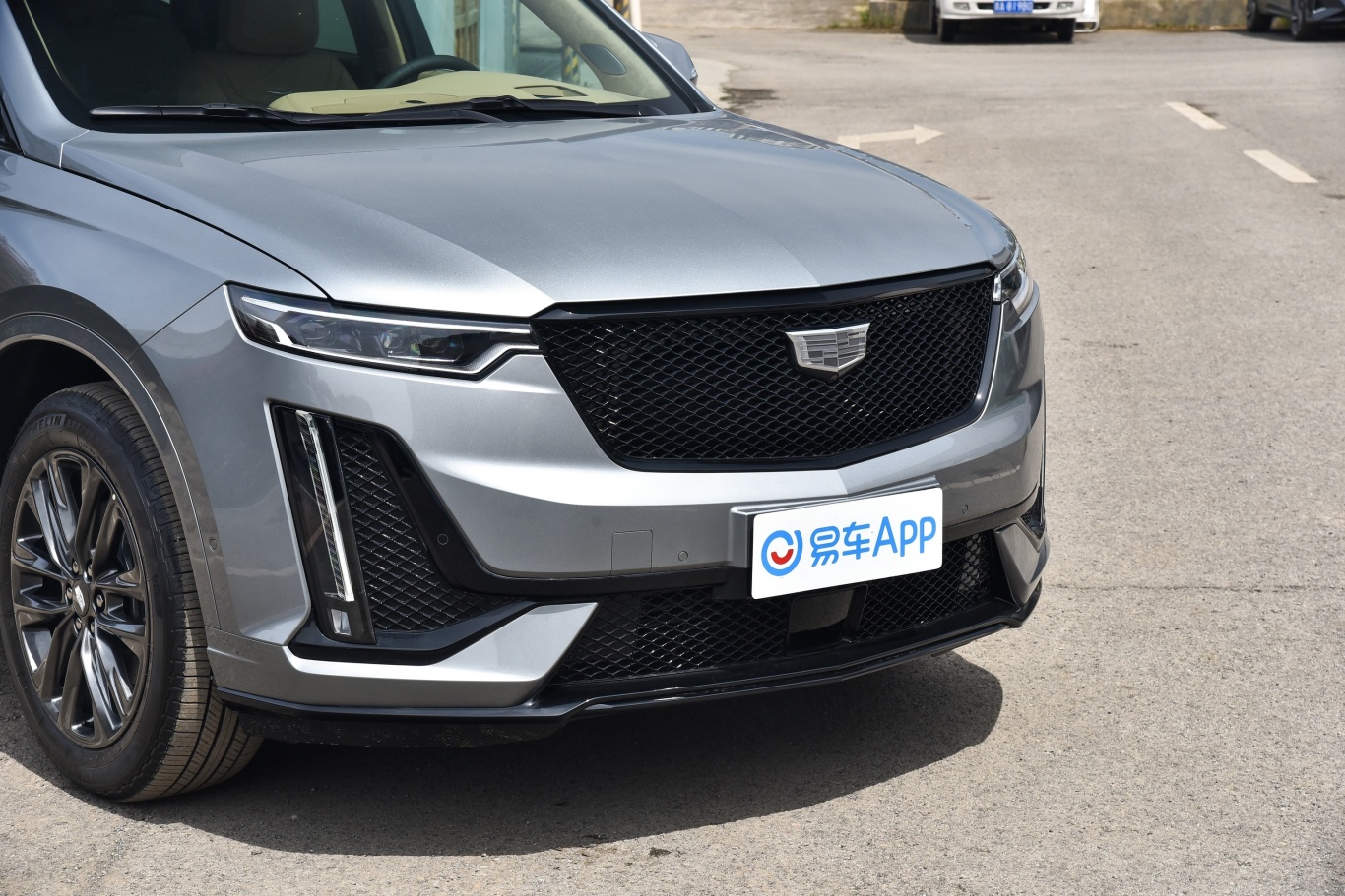 【凯迪拉克XT6轻混 2.0T 四驱铂金型黑钻版 6座前格栅侧俯拍图片-汽车图片大全】-易车
