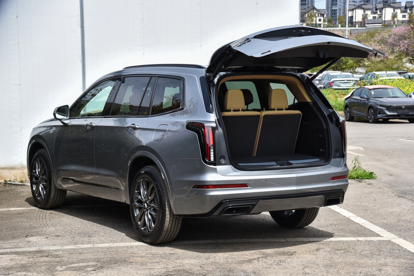 【凯迪拉克XT6轻混 2.0T 四驱铂金型黑钻版 6座后备厢开启45度侧拍图片-汽车图片大全】-易车