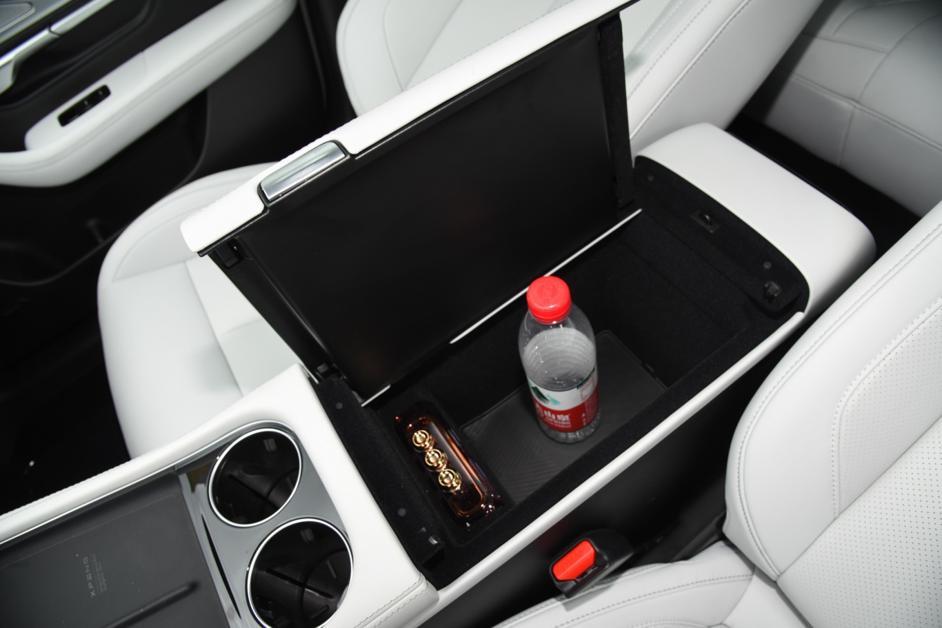 【小鹏P7P7i 702 后驱Pro前排扶手箱储物格图片-汽车图片大全】-易车