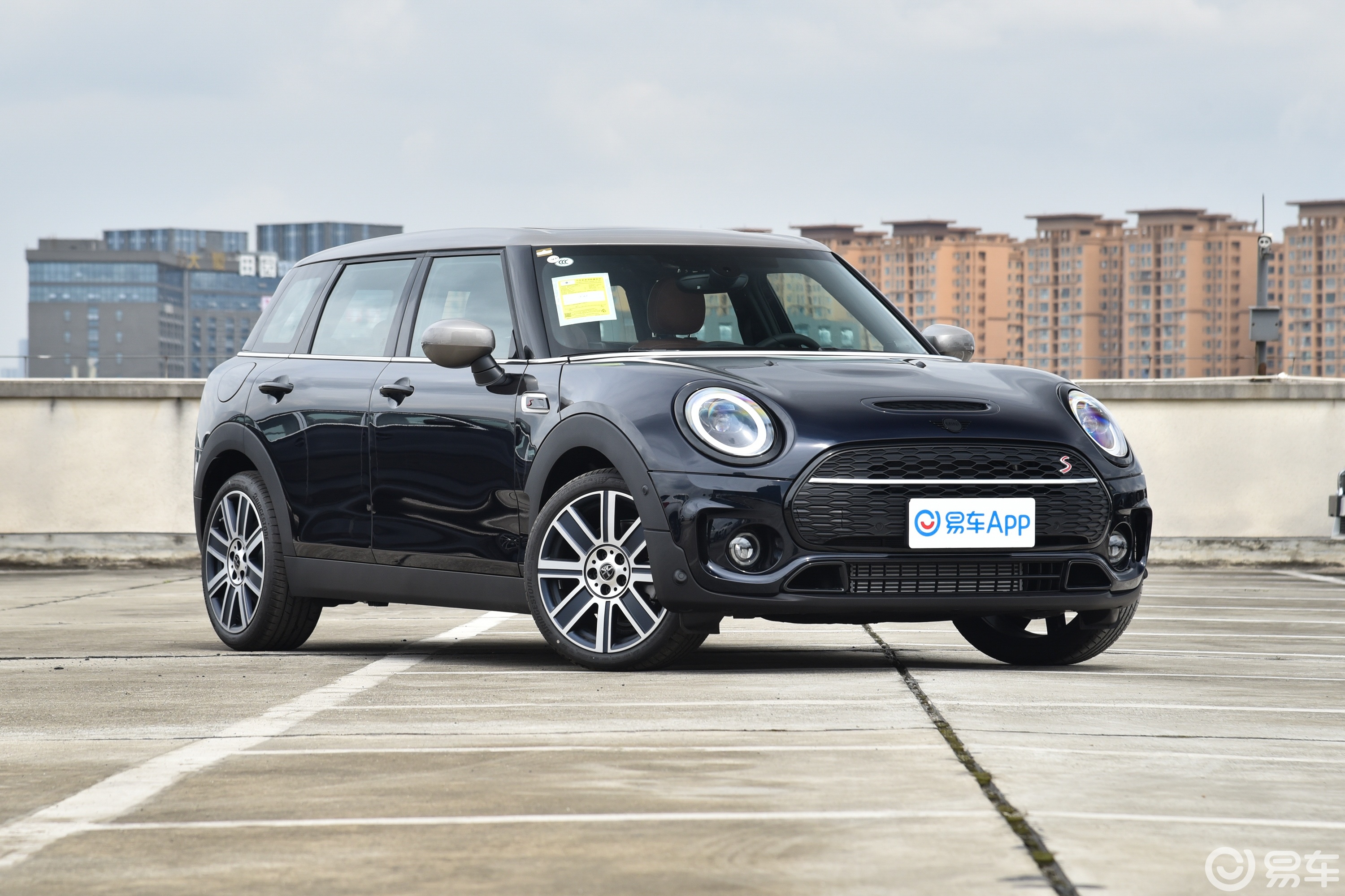 【MINI CLUBMAN改款 2.0T COOPER S 鉴赏家侧前45度车头向右水平图片-汽车图片大全】-易车