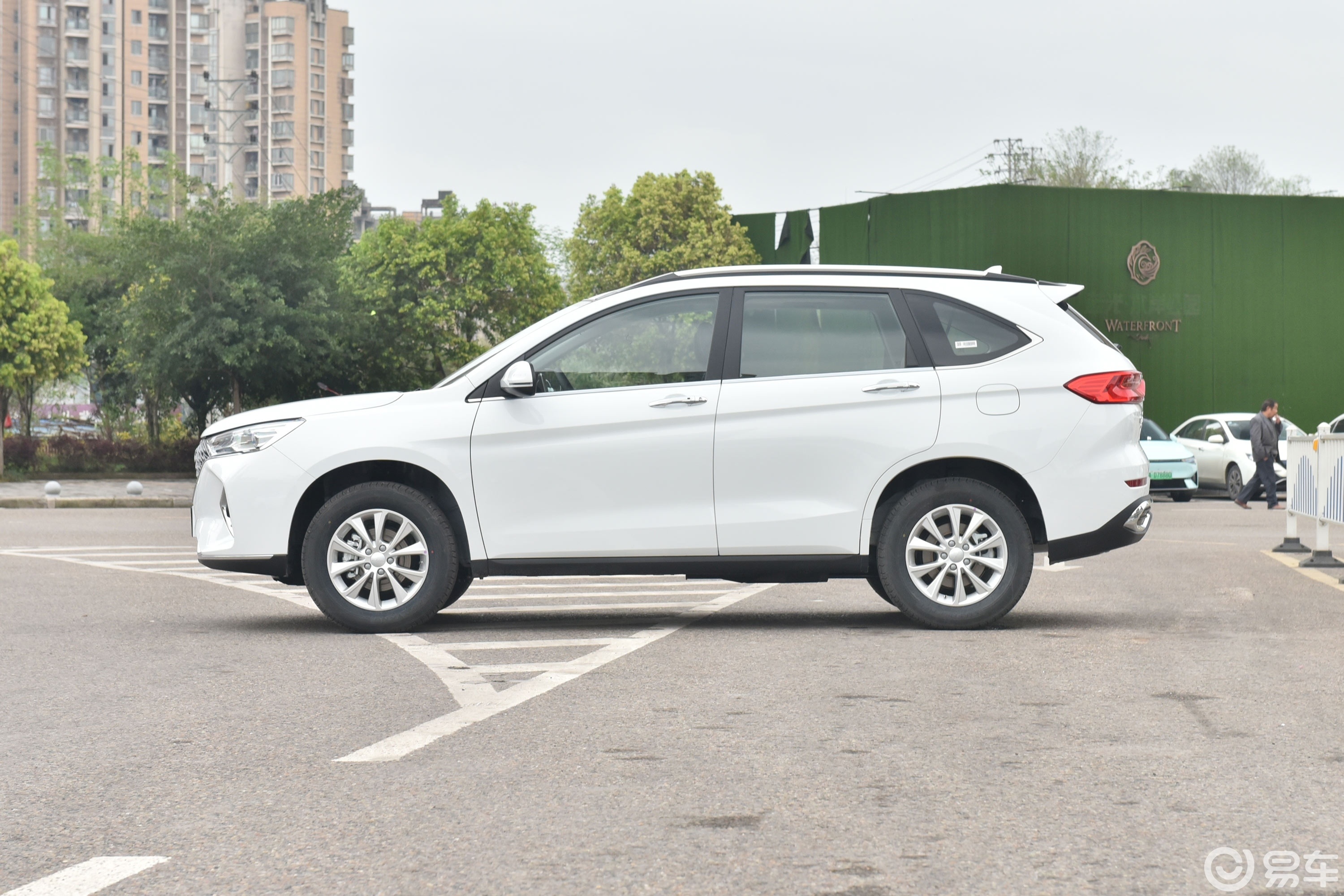 【哈弗M6PLUS 1.5T 手动豪华智联型正侧车头向左水平图片-汽车图片大全】-易车