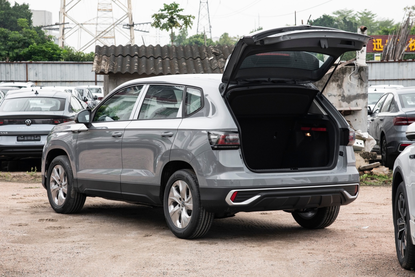 【途岳300TSI 两驱新月版后备厢开启45度侧拍图片-汽车图片大全】-易车