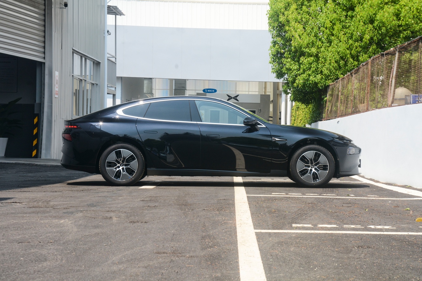 【小鹏P7P7i 702 后驱Pro正侧车头向右水平图片-汽车图片大全】-易车